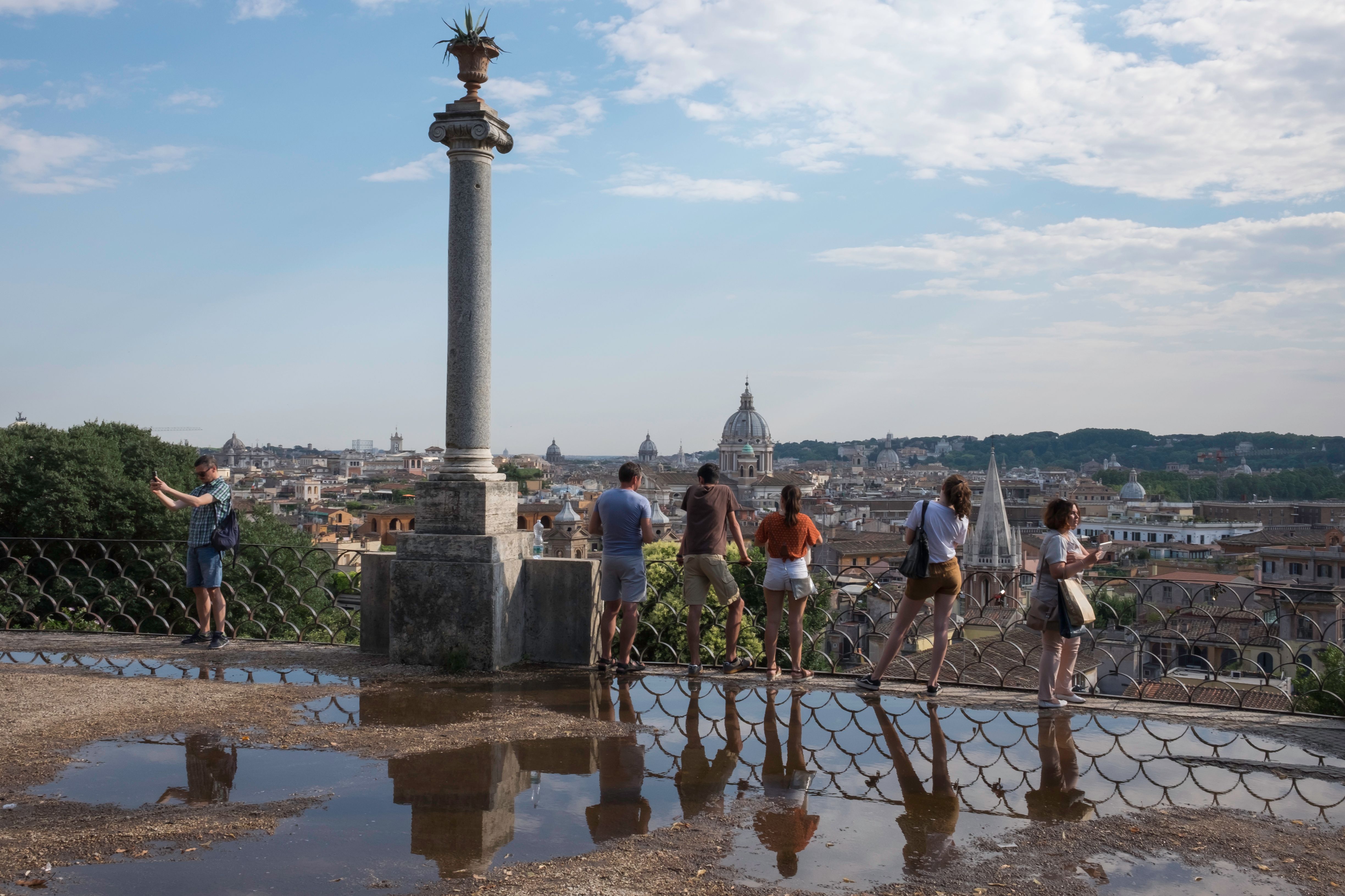 Popular place full of tourists in daylight · Free Stock Photo