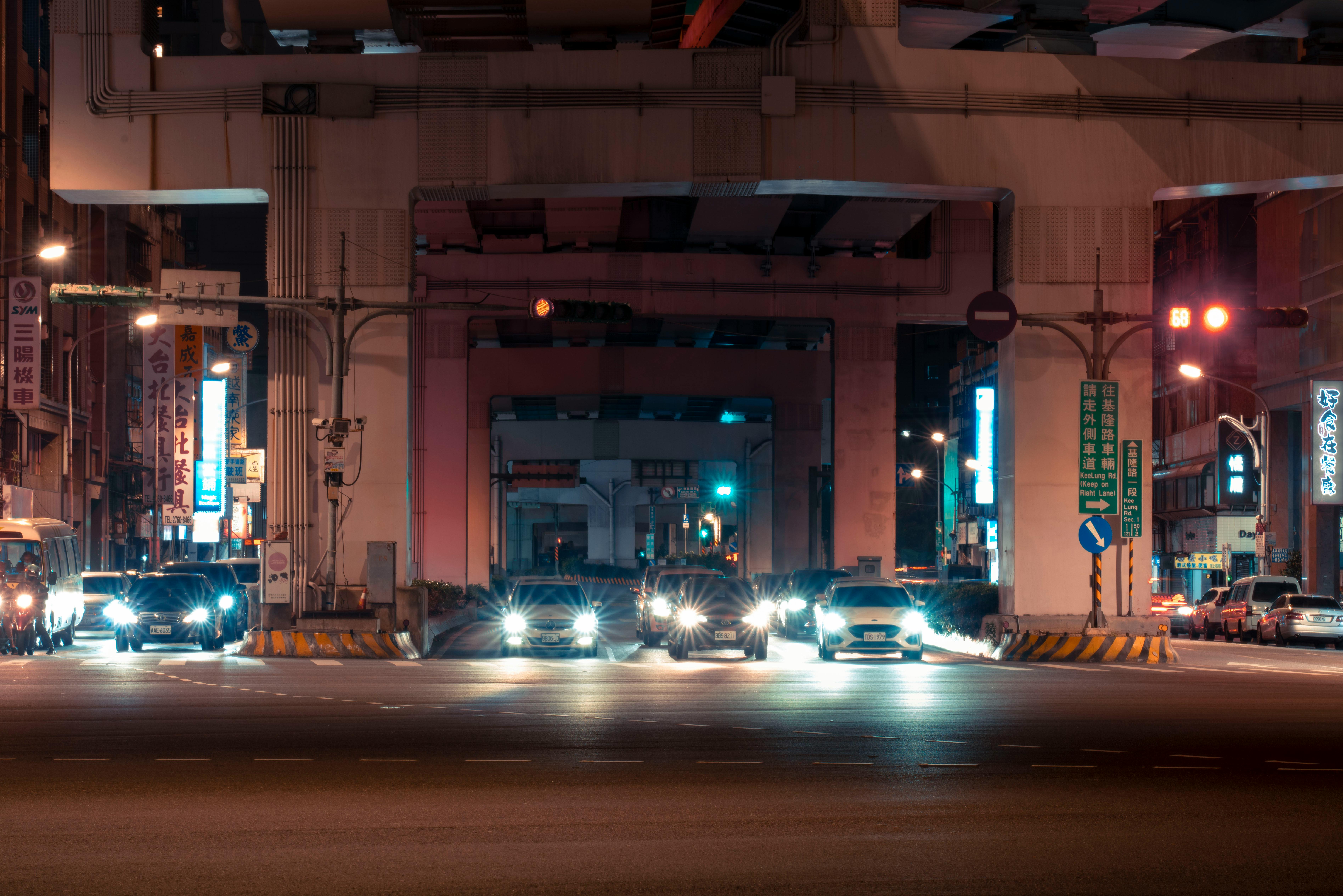 Cars at an Intersection during Night Time · Free Stock Photo