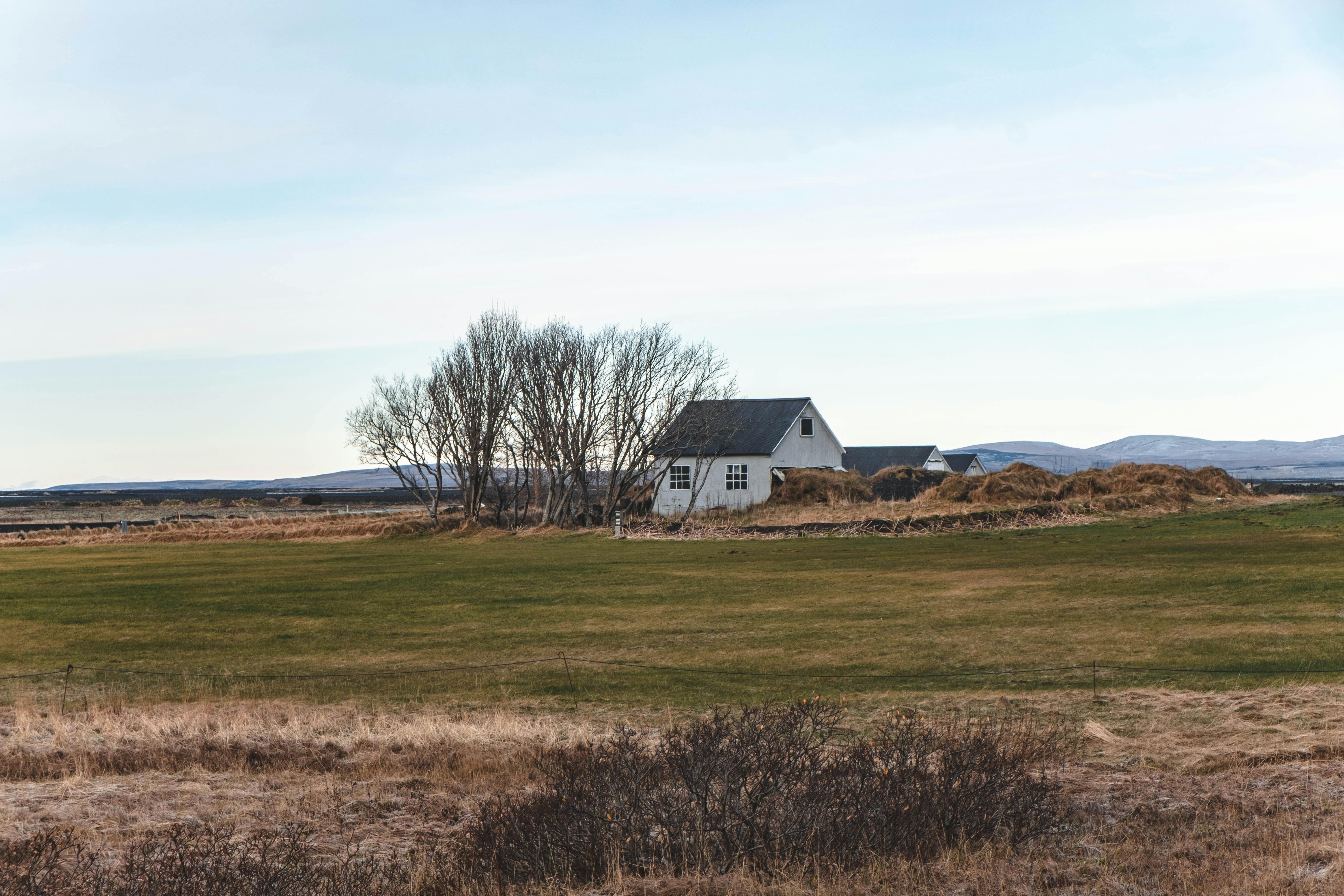 Brown House on Field · Free Stock Photo