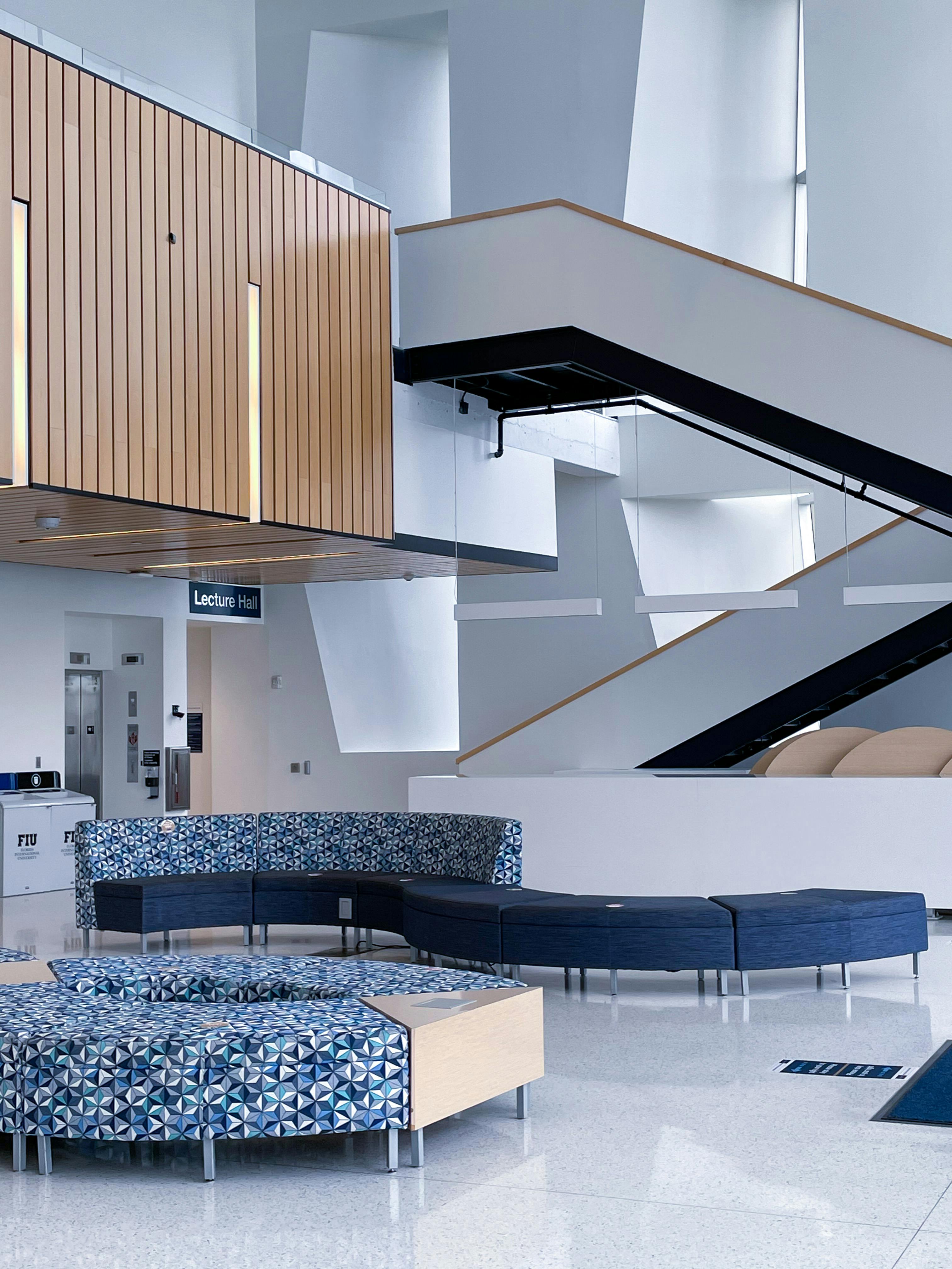 Sitting Area in Florida International University · Free Stock Photo