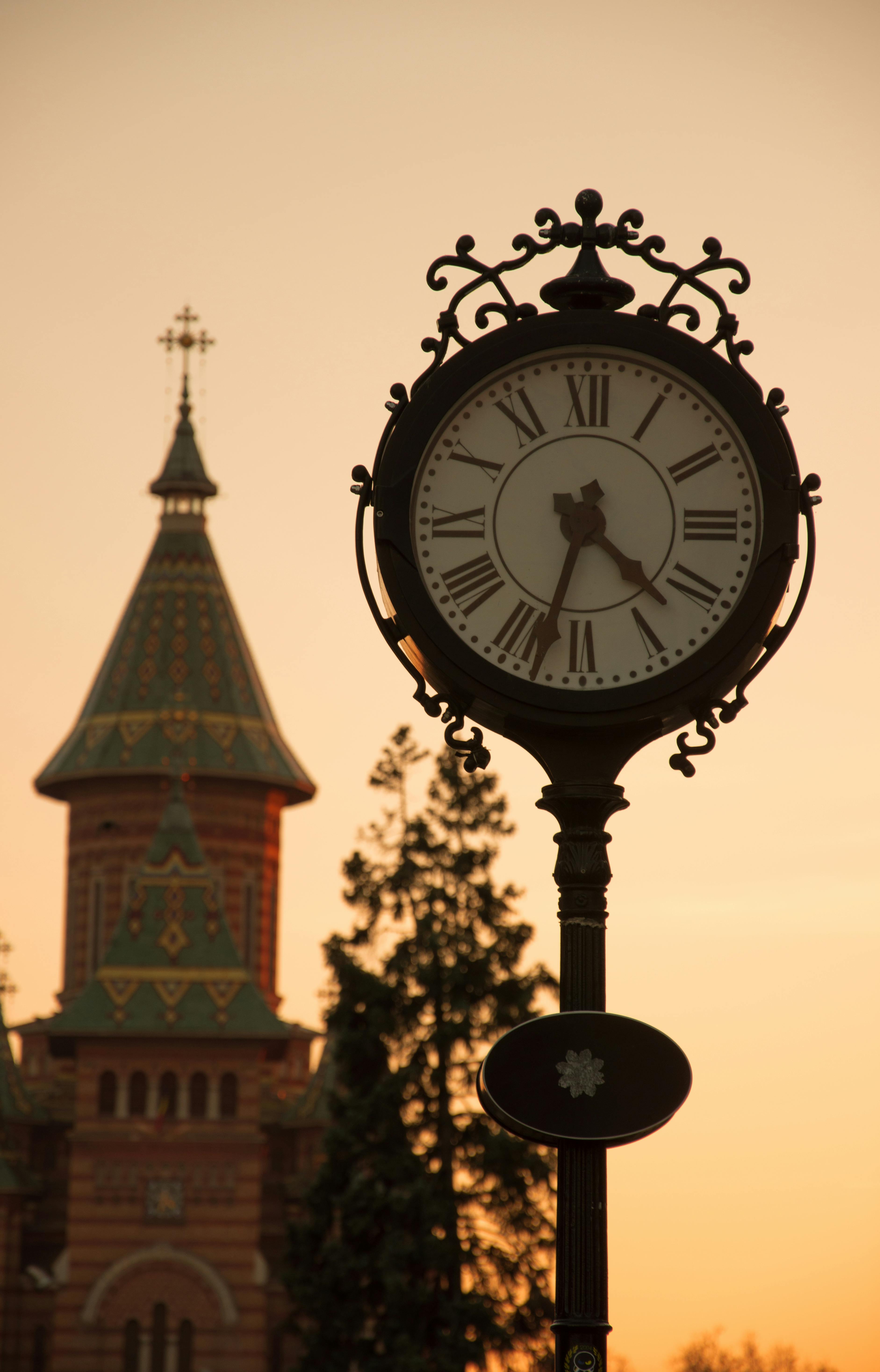 Blue and Red Robot Clock · Free Stock Photo