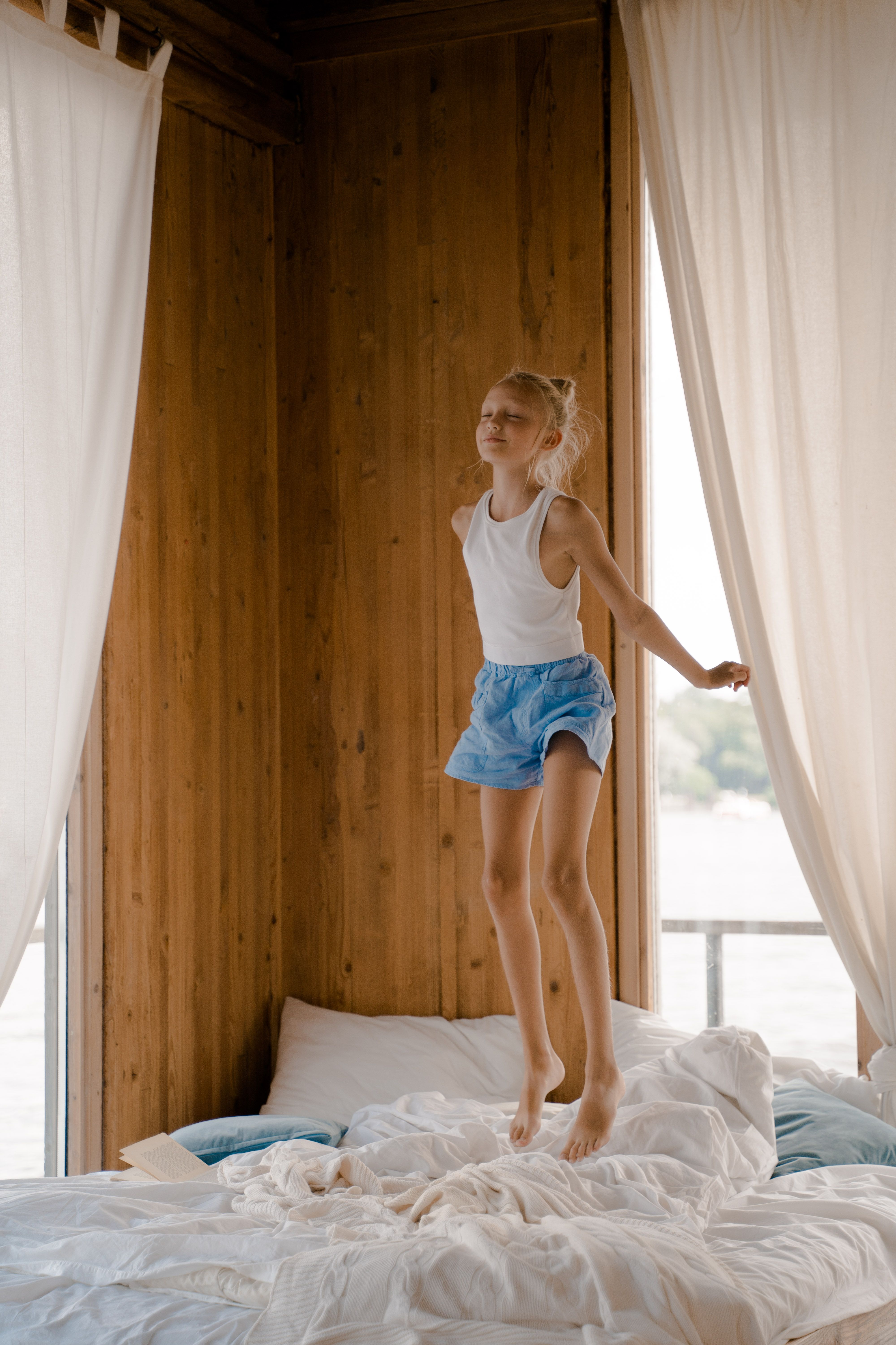 Slow Motion Jumping Into Bed Photos, Download The BEST Free Slow Motion ...