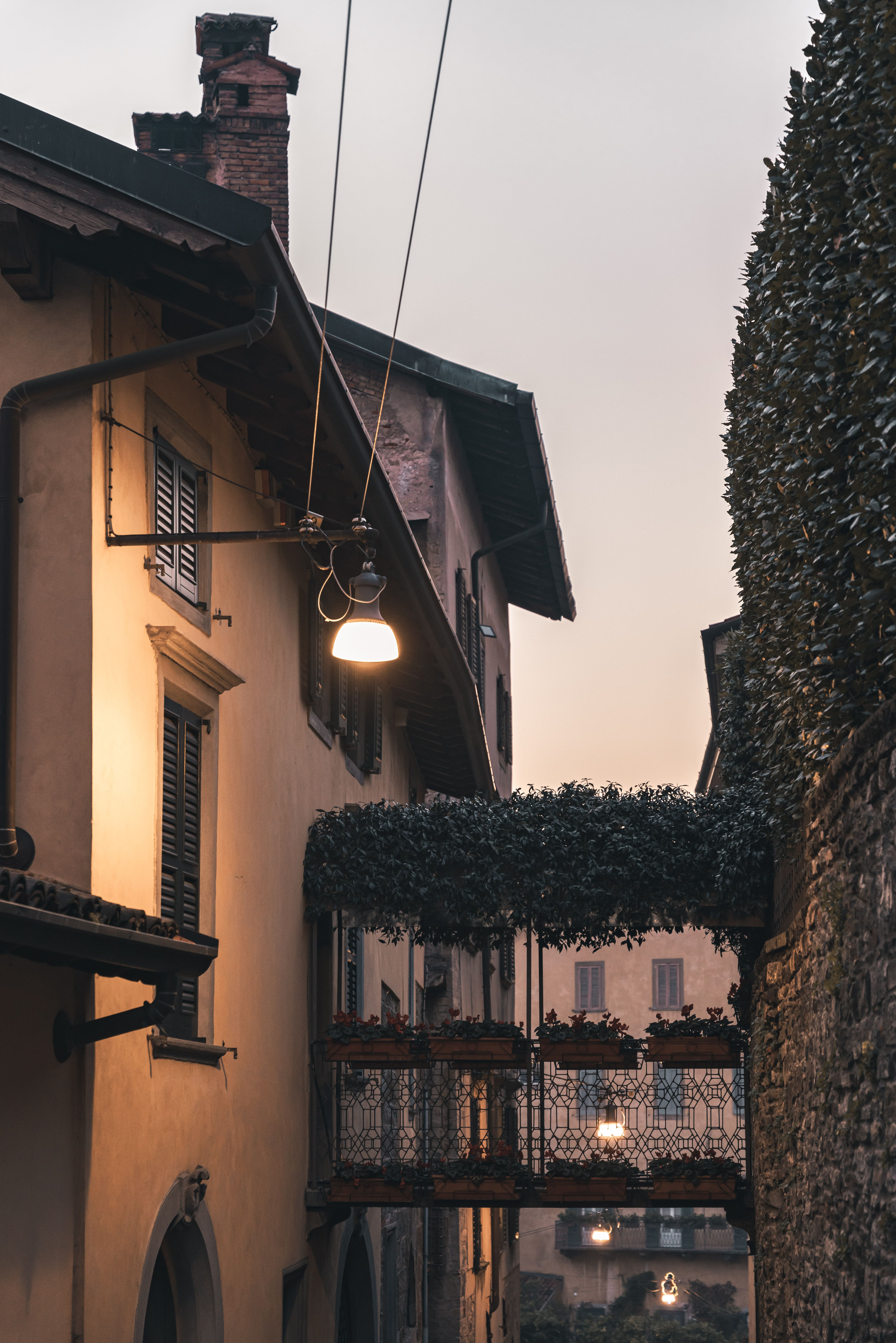 Buildings on City Street at Dawn · Free Stock Photo