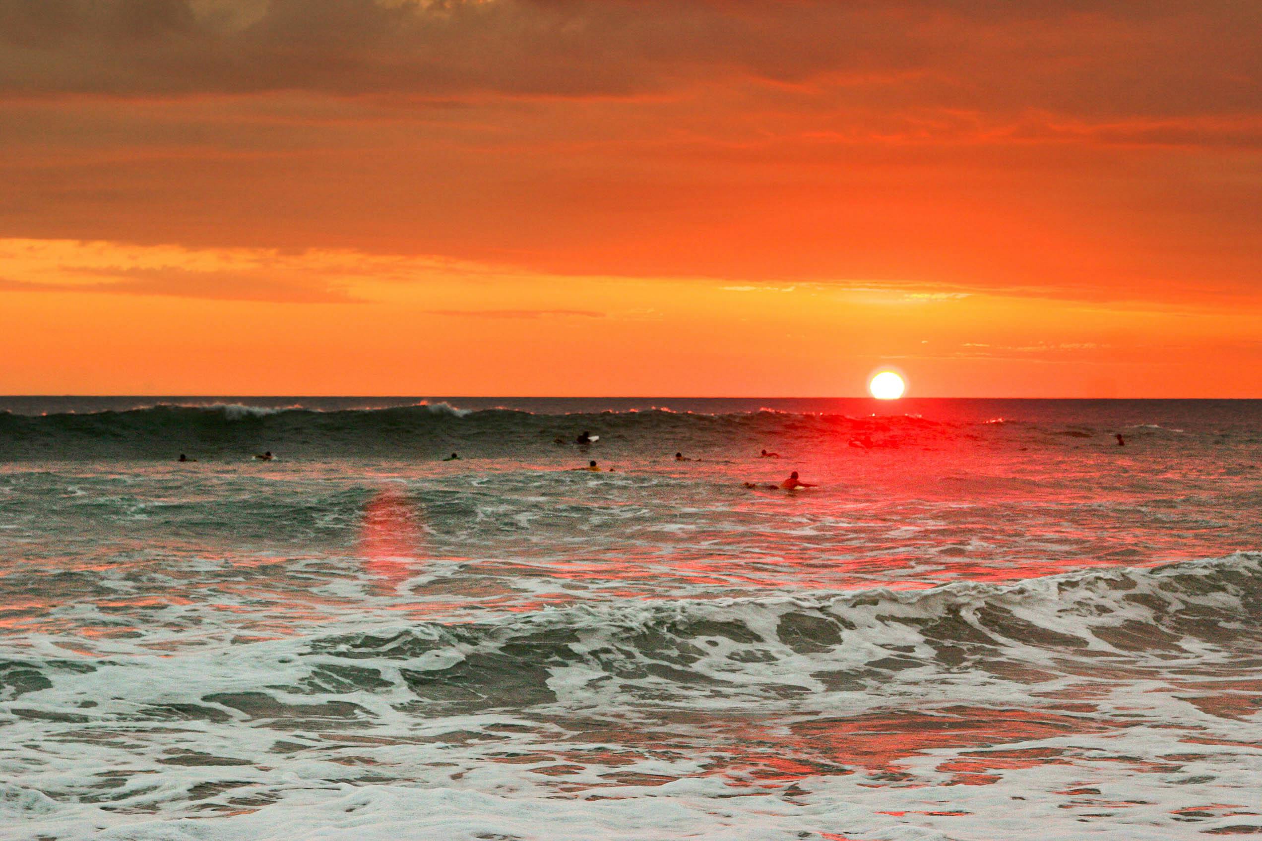 Gente Surfeando En El Océano · Foto de stock gratuita