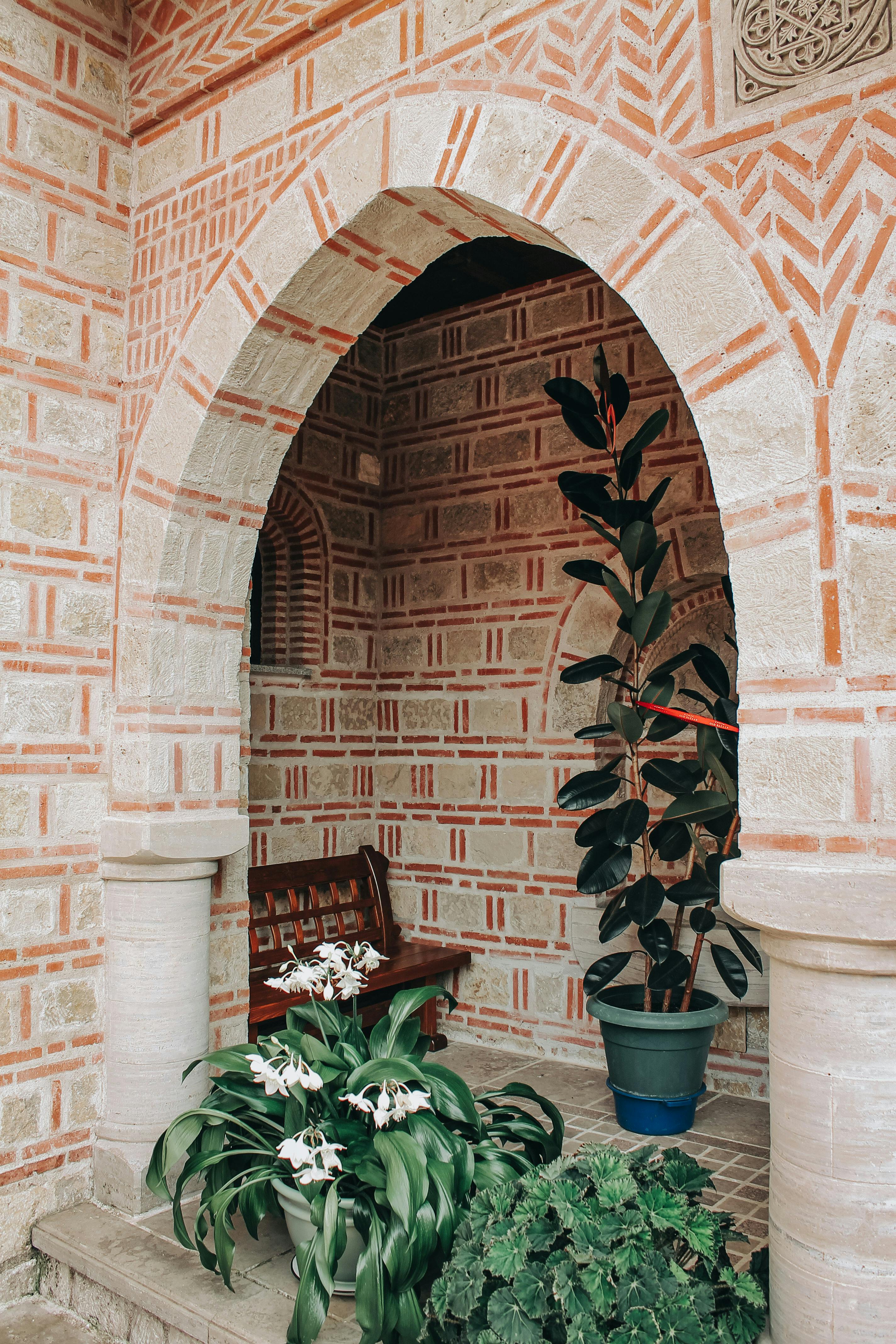 Old Arched Patio · Free Stock Photo