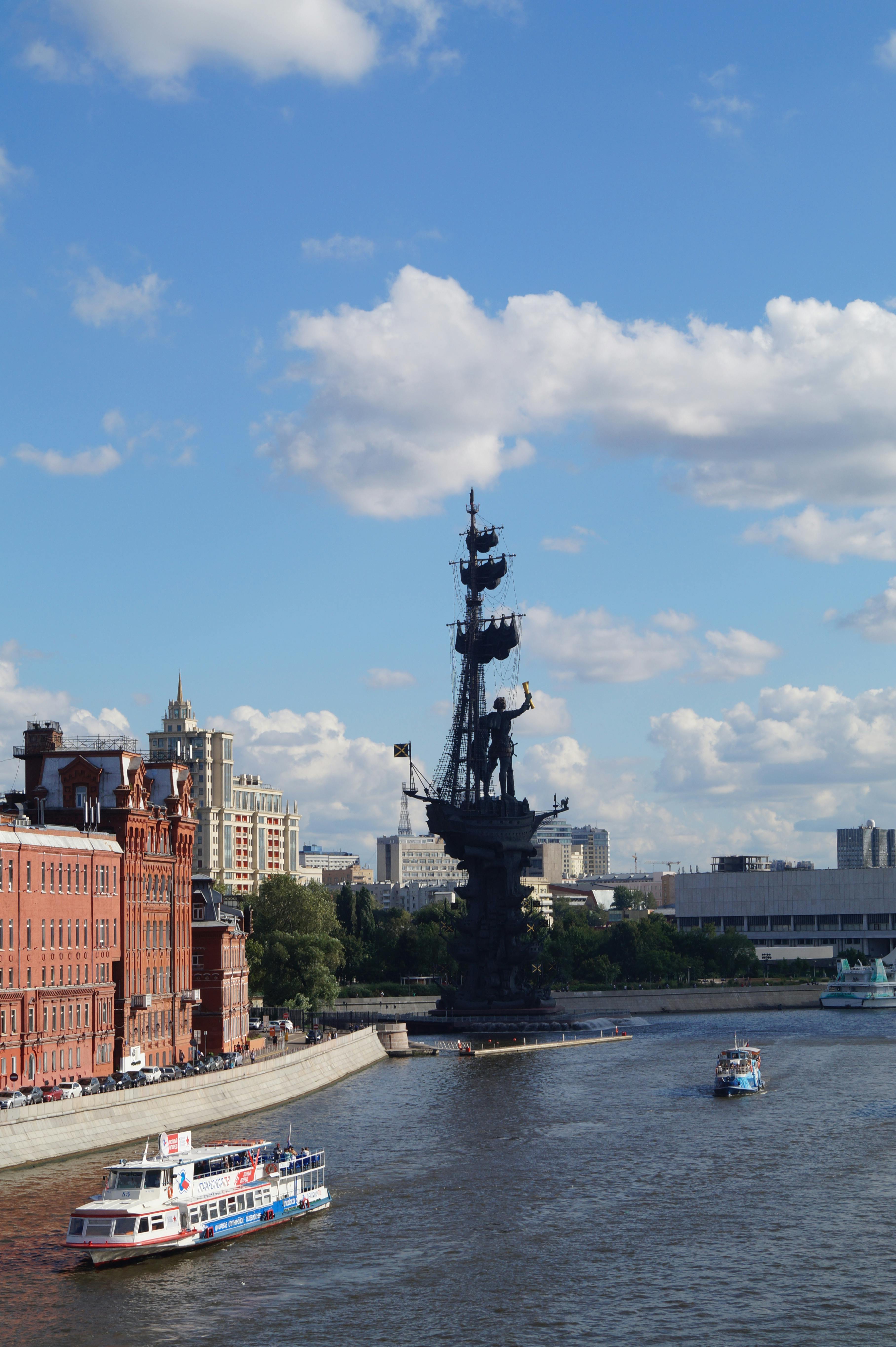 Boats and Ship Monument at City Waterfront · Free Stock Photo