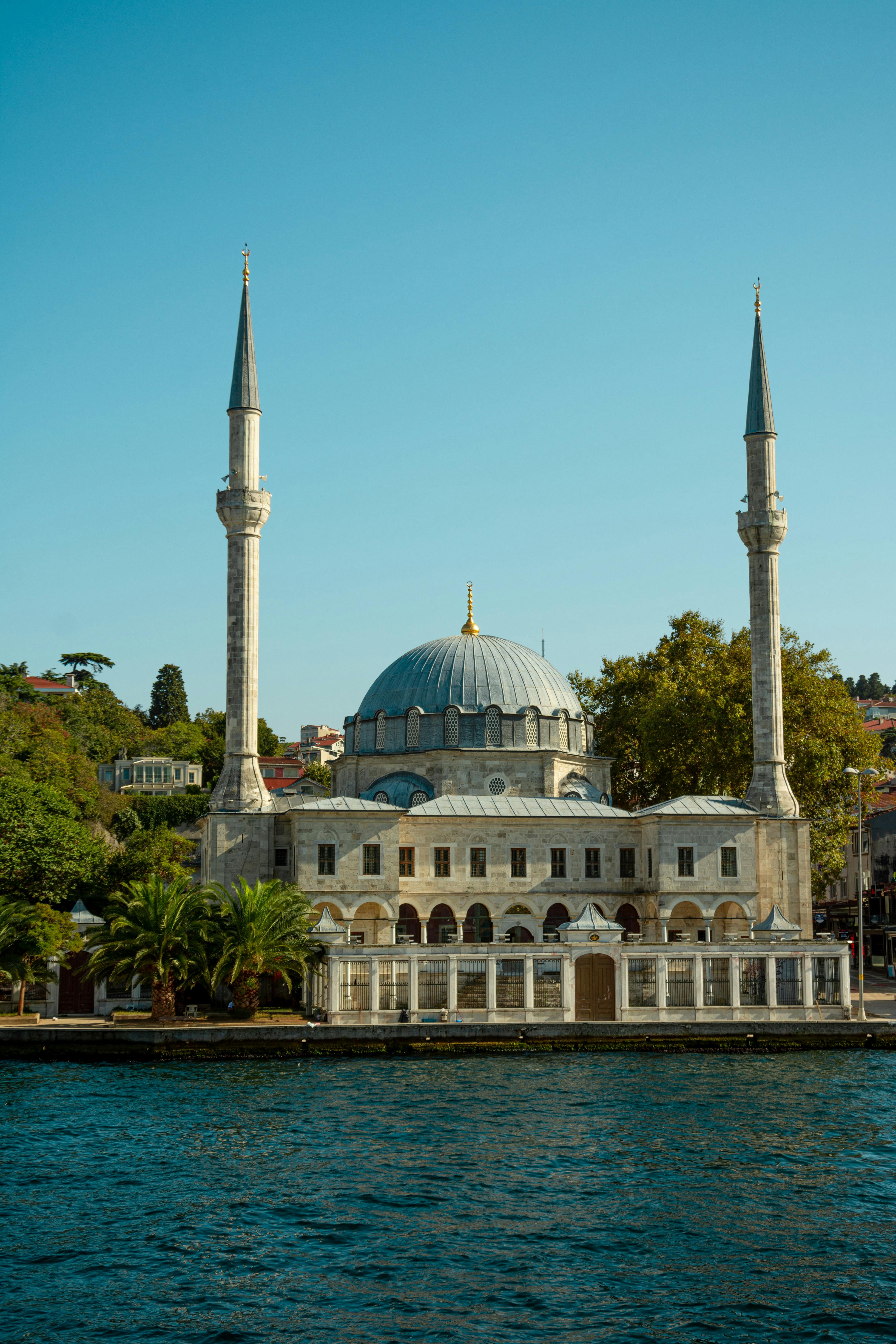 White and Brown Mosque Beside Body of Water · Free Stock Photo