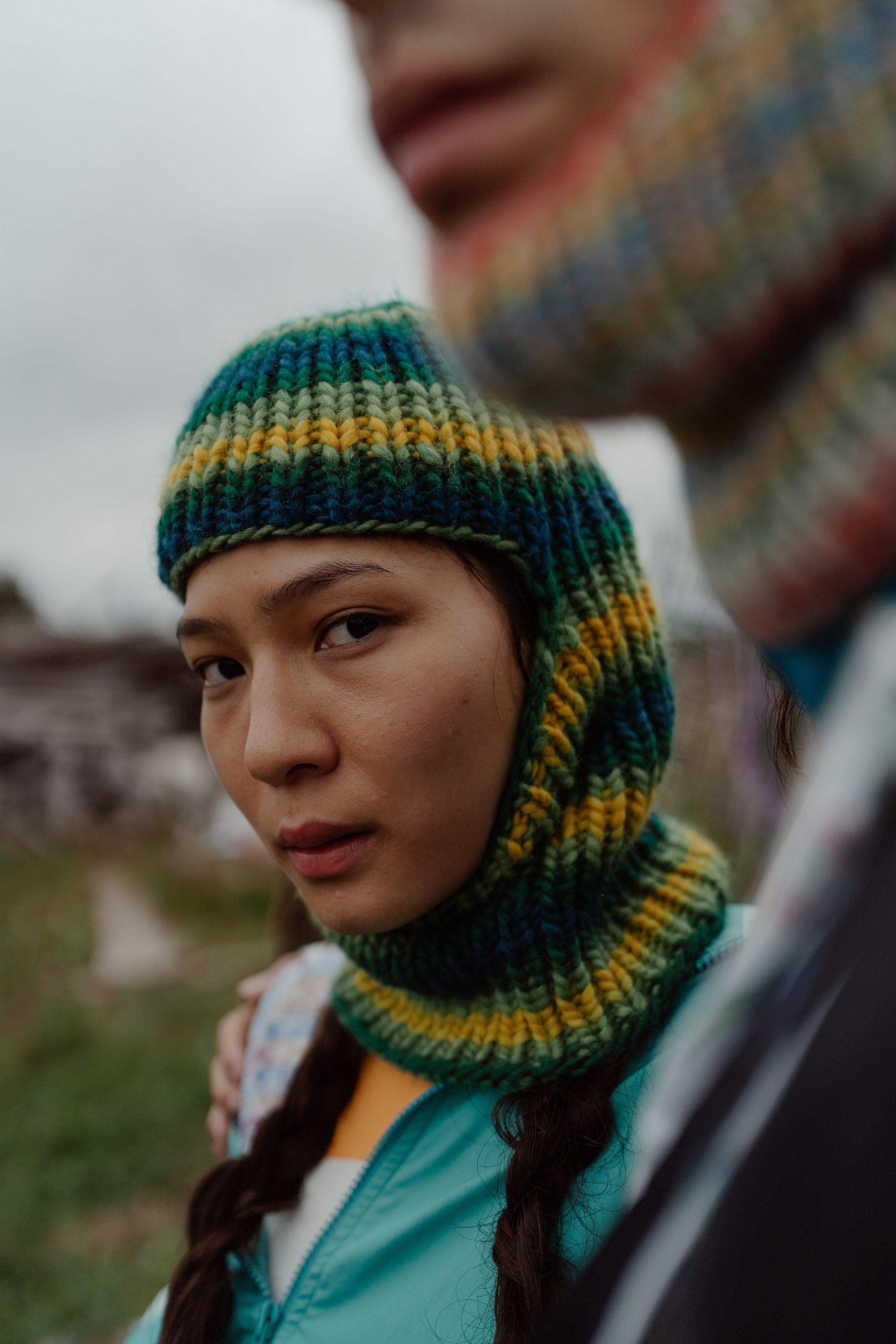Una Mujer Que Lleva Un Gorro De Punto · Foto de stock gratuita