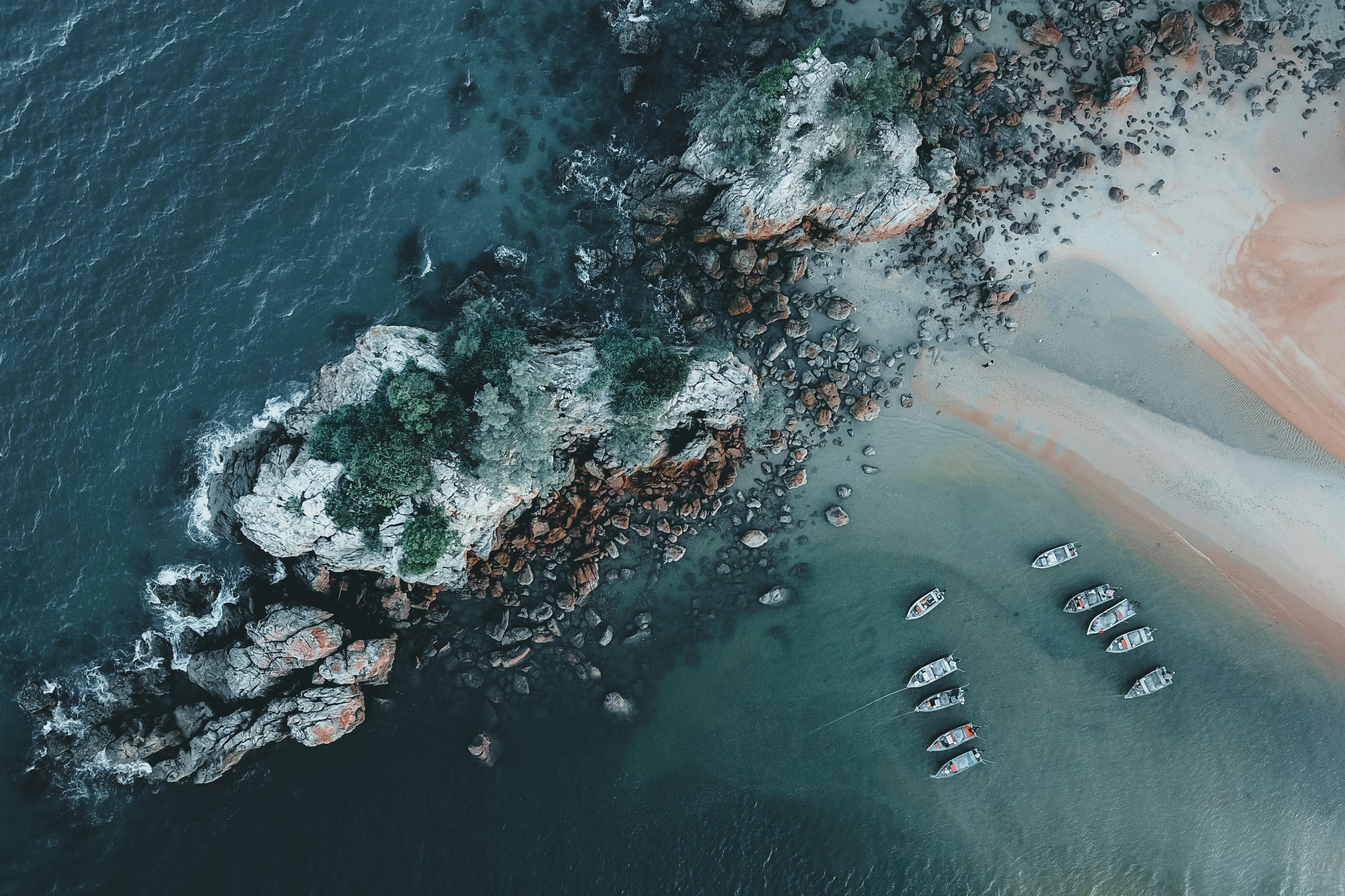 Rocky Beach and Boats on Shore · Free Stock Photo