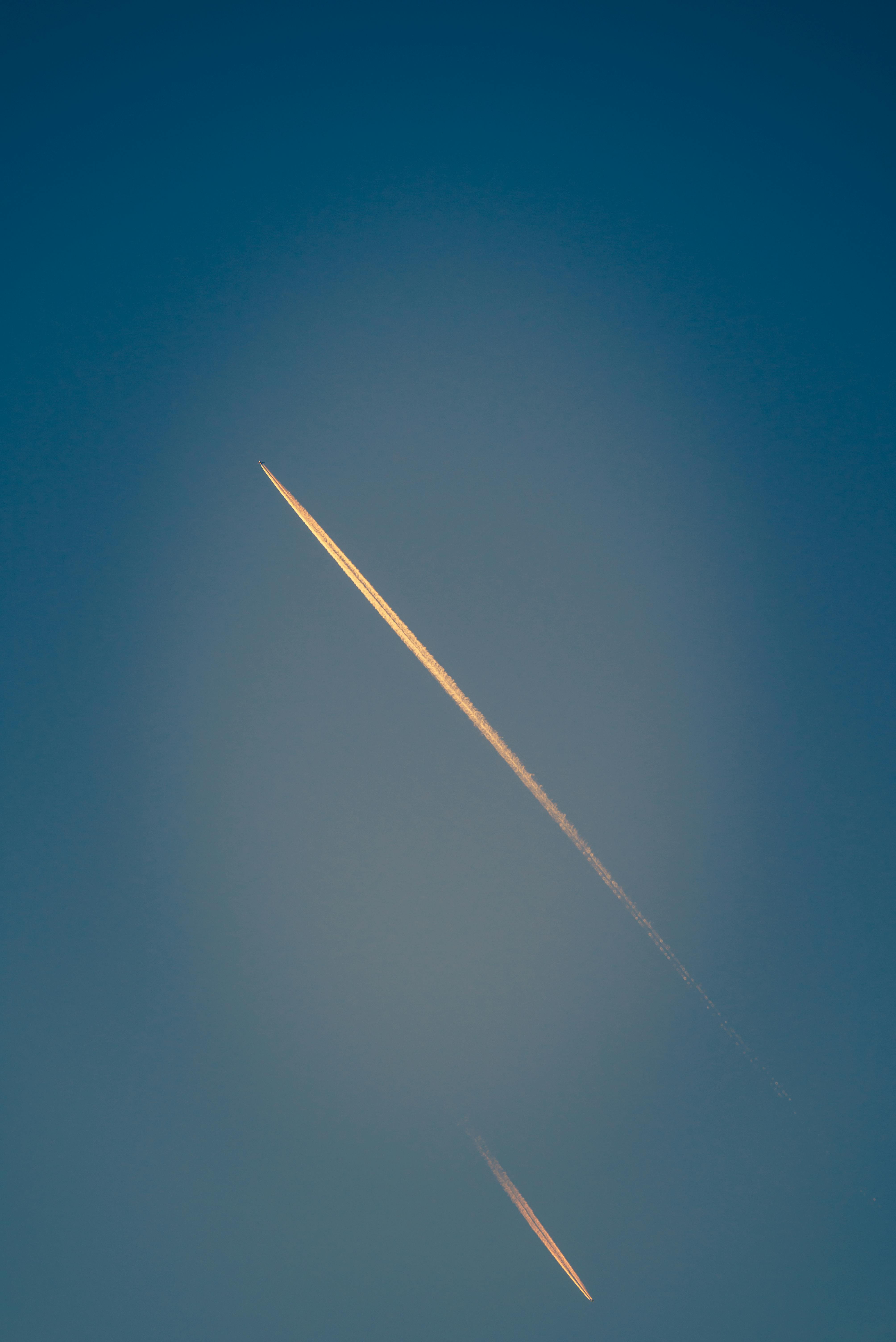 Selective Focus Photography Of Contrails · Free Stock Photo
