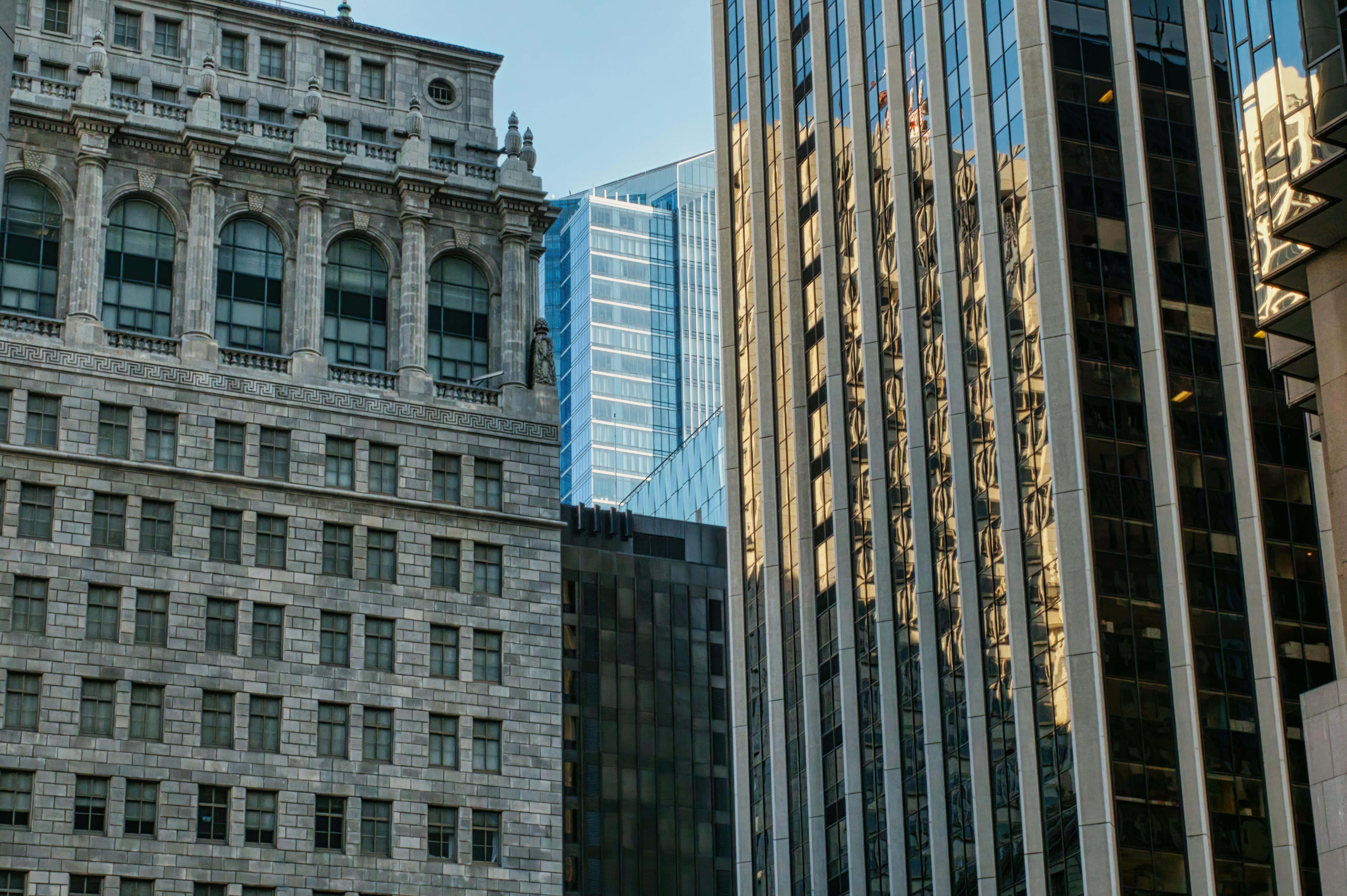 Building with Clear Glass Windows · Free Stock Photo