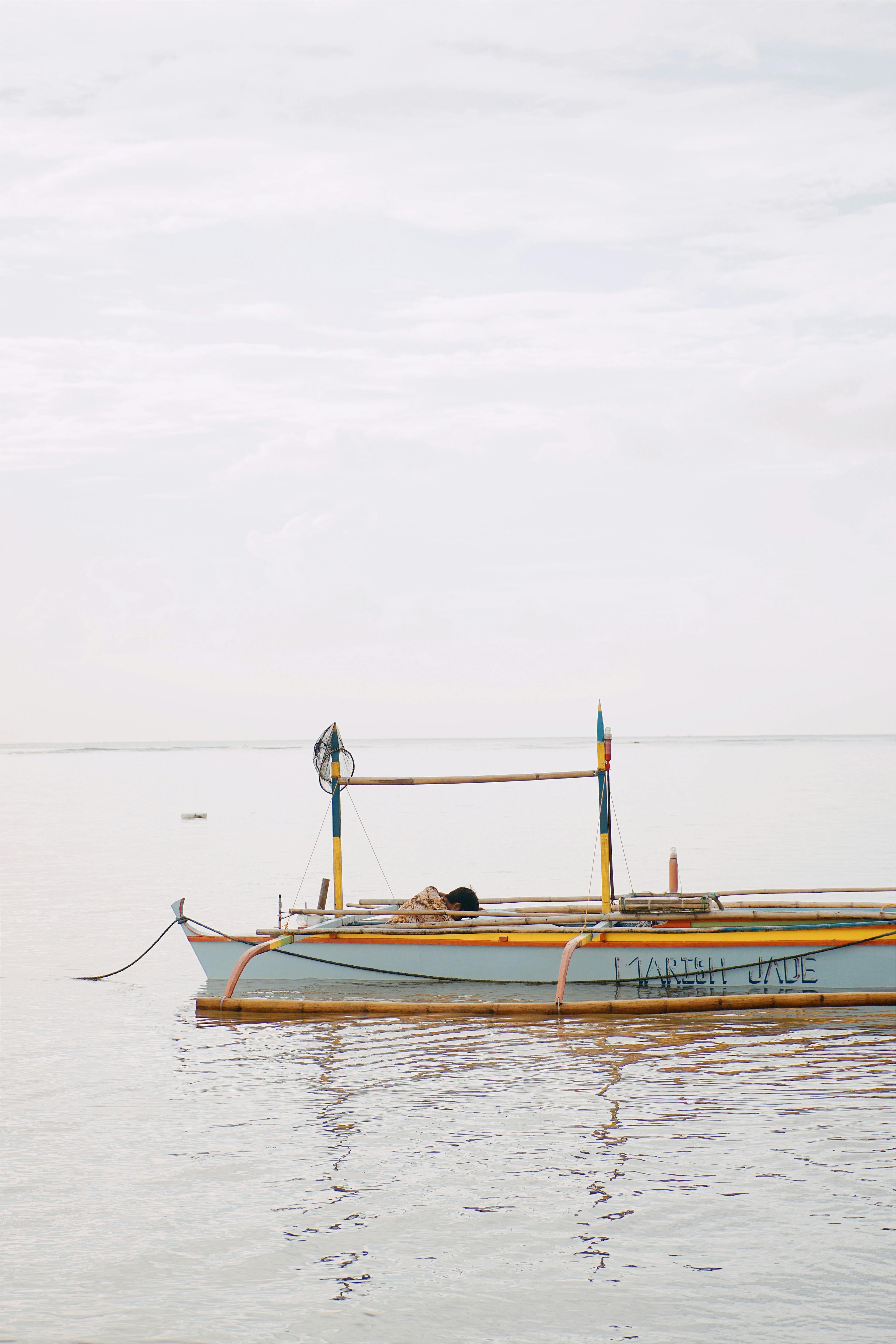 Side View of a Boat on the Water · Free Stock Photo