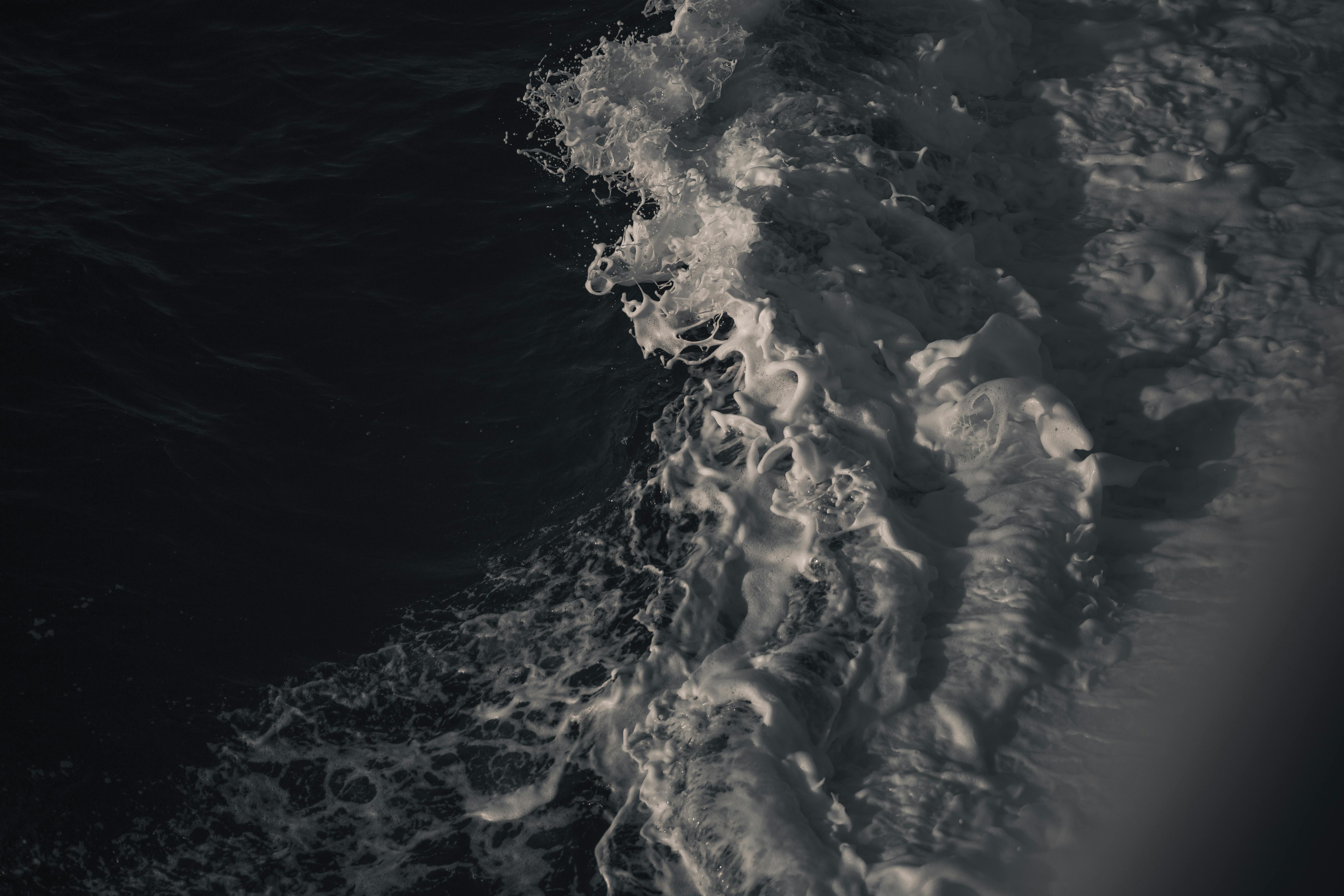 Ocean Waves Crashing on Shore · Free Stock Photo