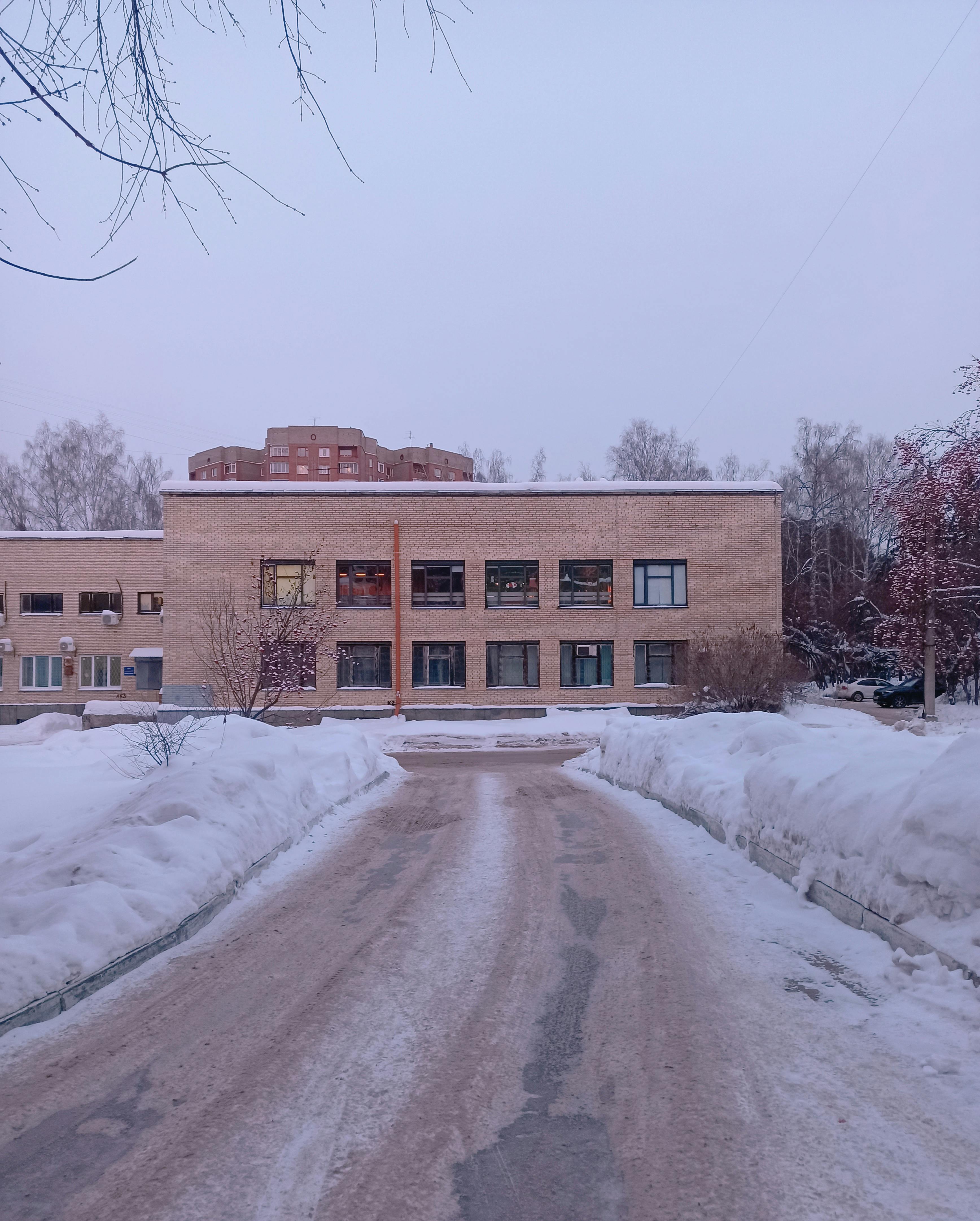 Building with the Roof Covered in Snow · Free Stock Photo