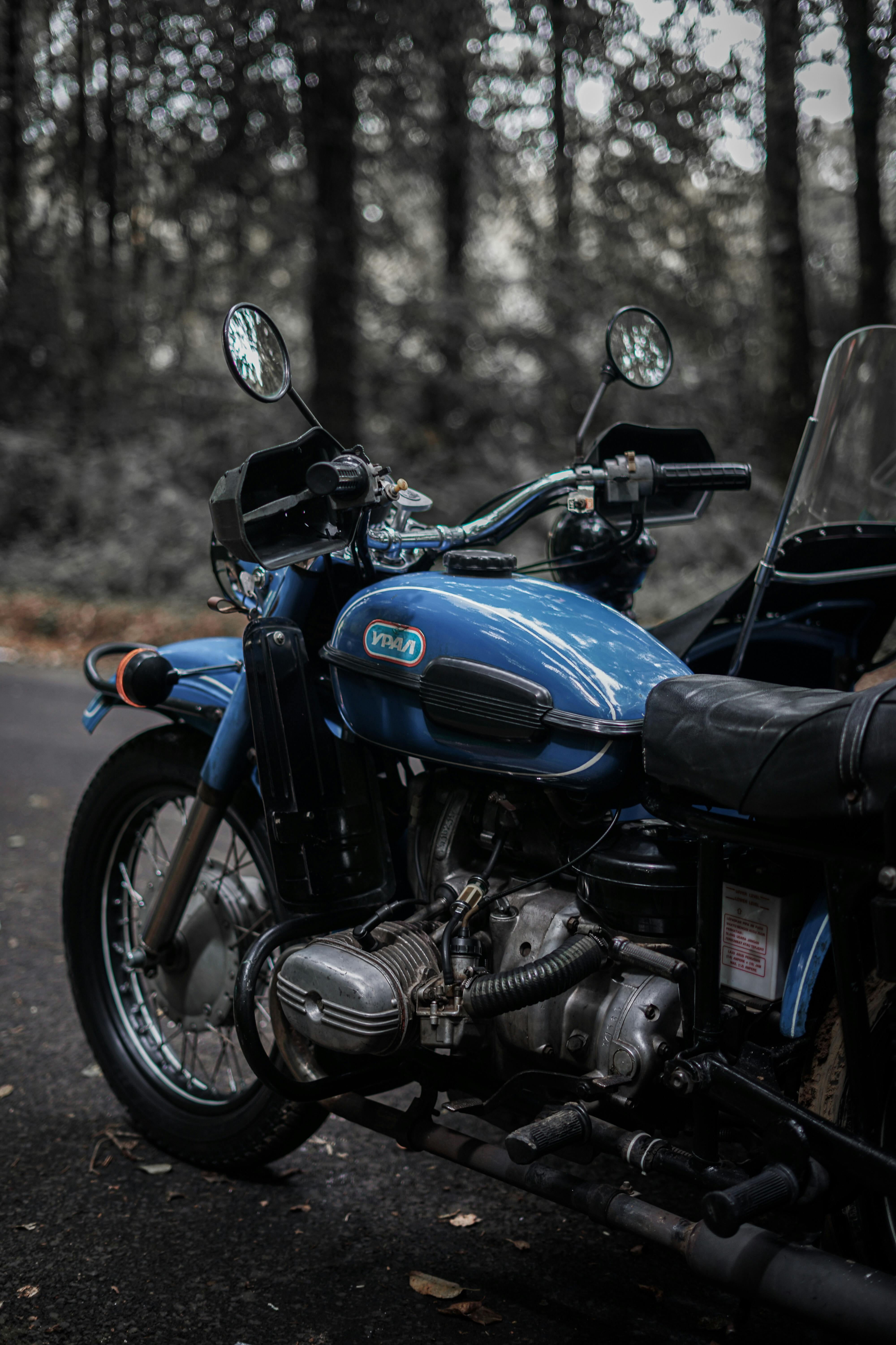 Close-Up Shot of a Blue Motorcycle · Free Stock Photo