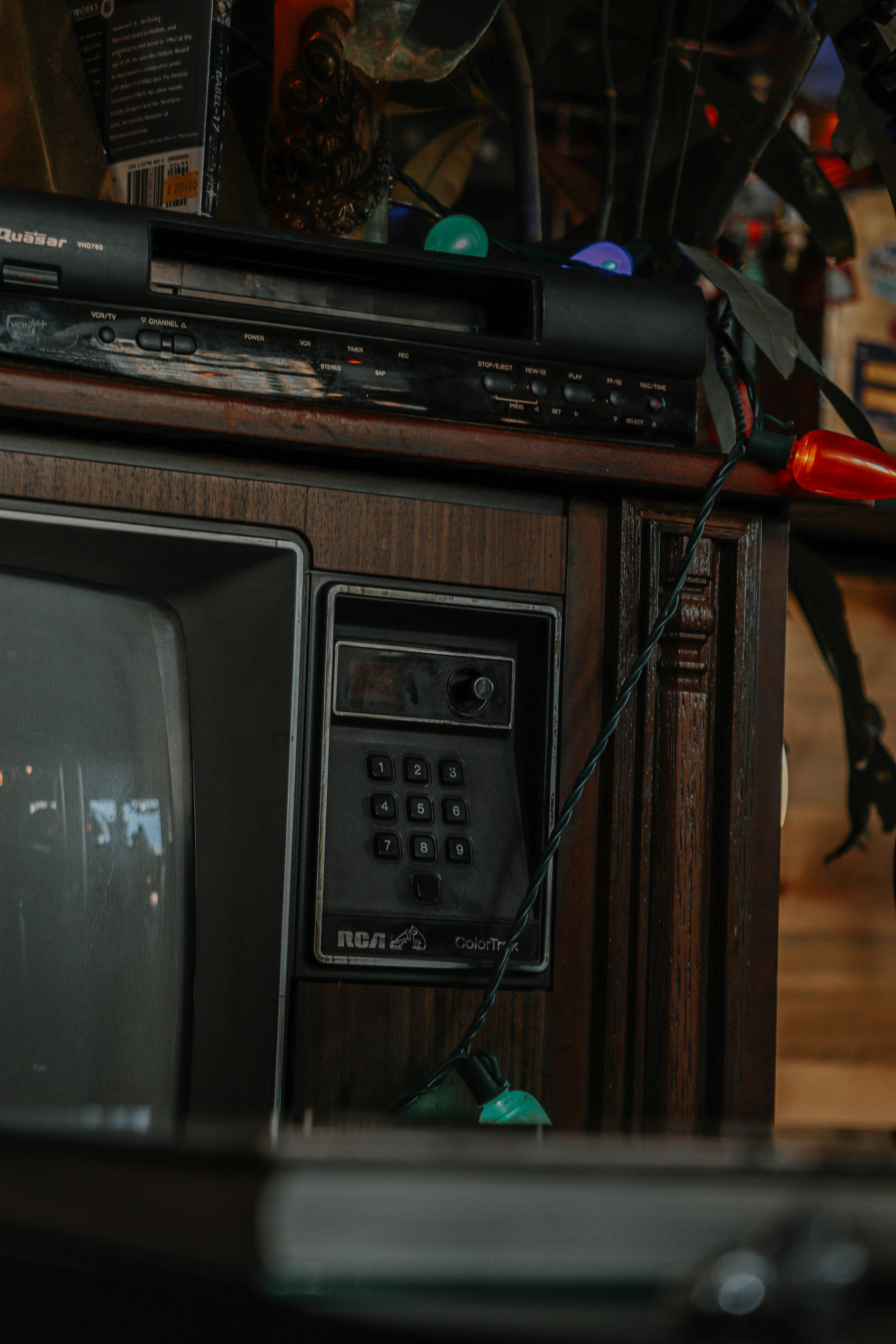 Old-fashioned TV set · Free Stock Photo