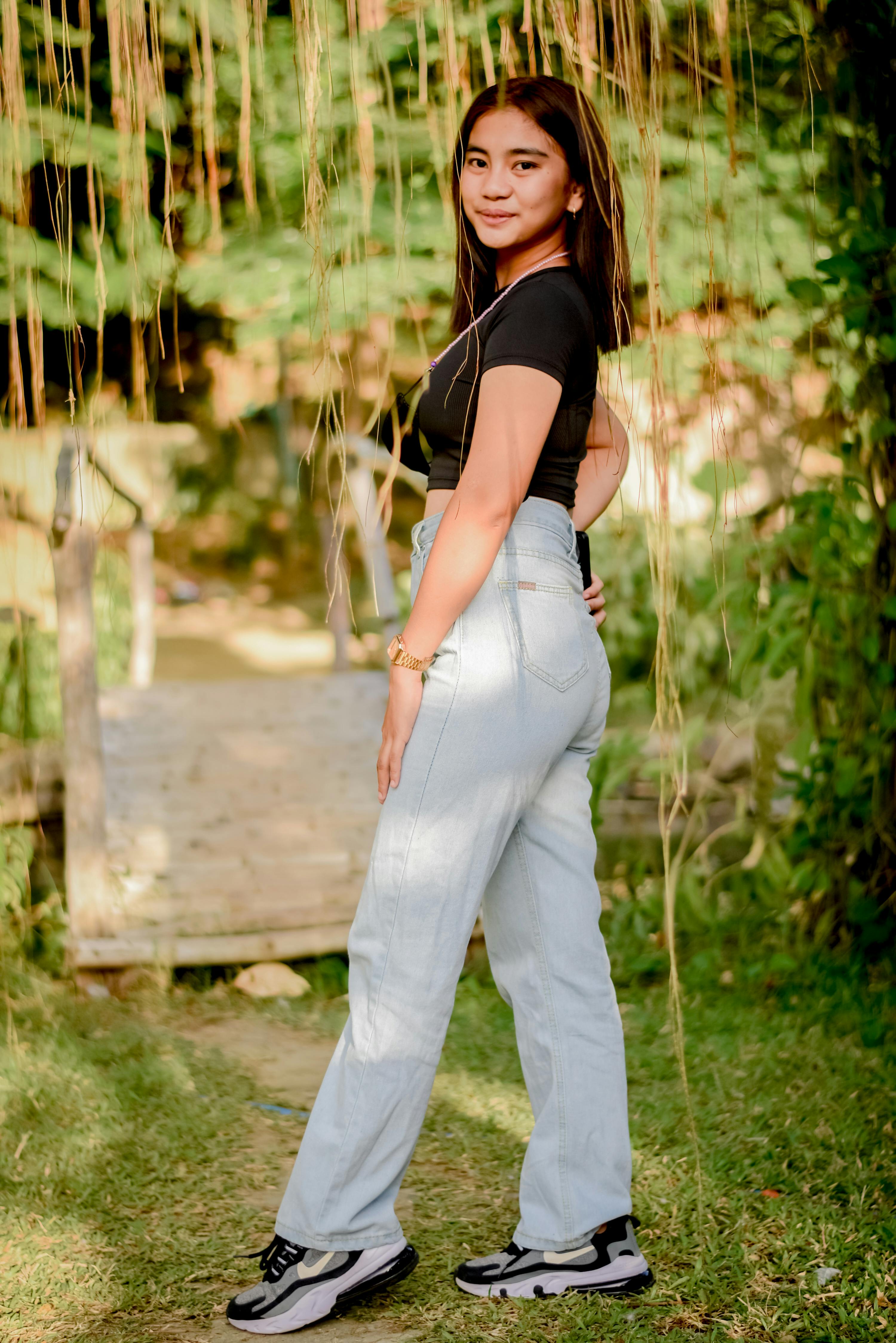 Woman Wearing Jeans and a Crop Top · Free Stock Photo