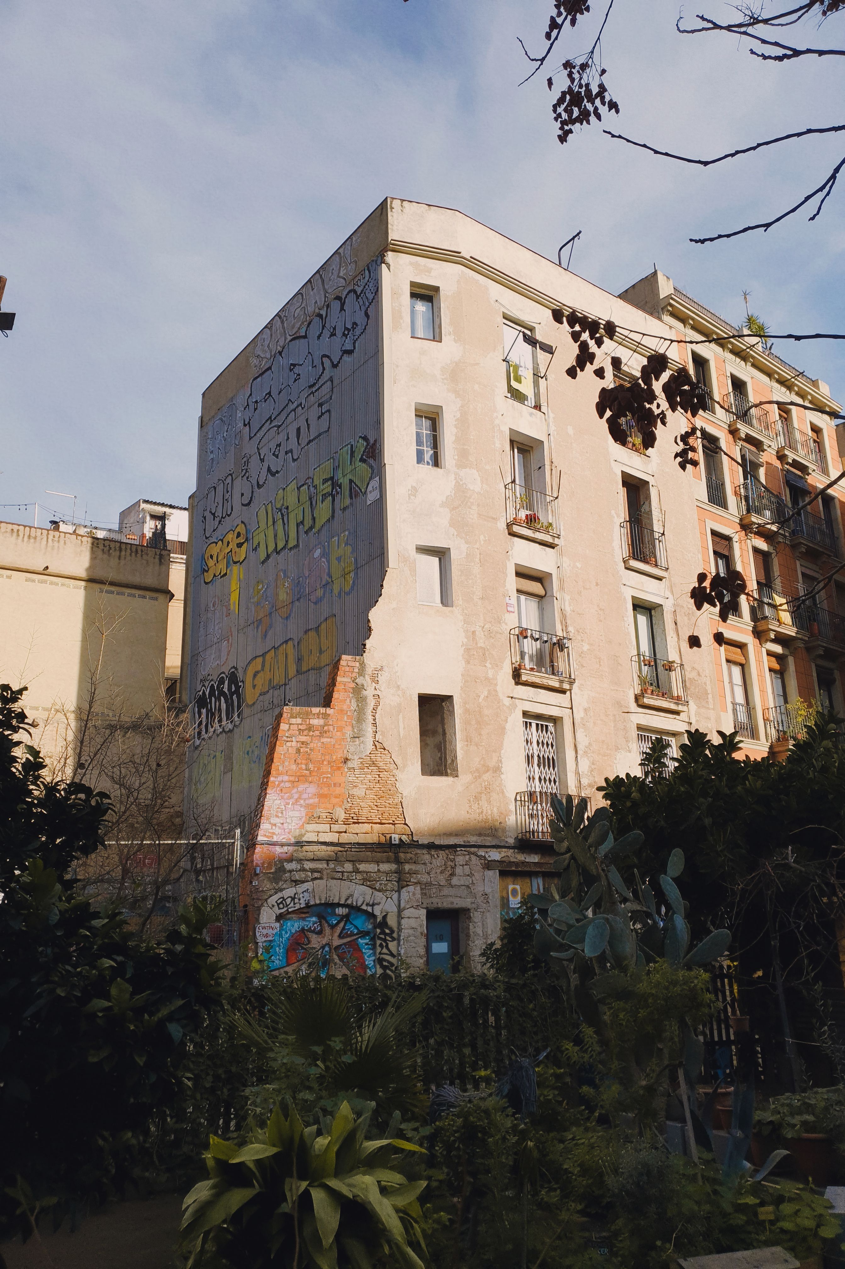 A Tall Building with Graffiti · Free Stock Photo