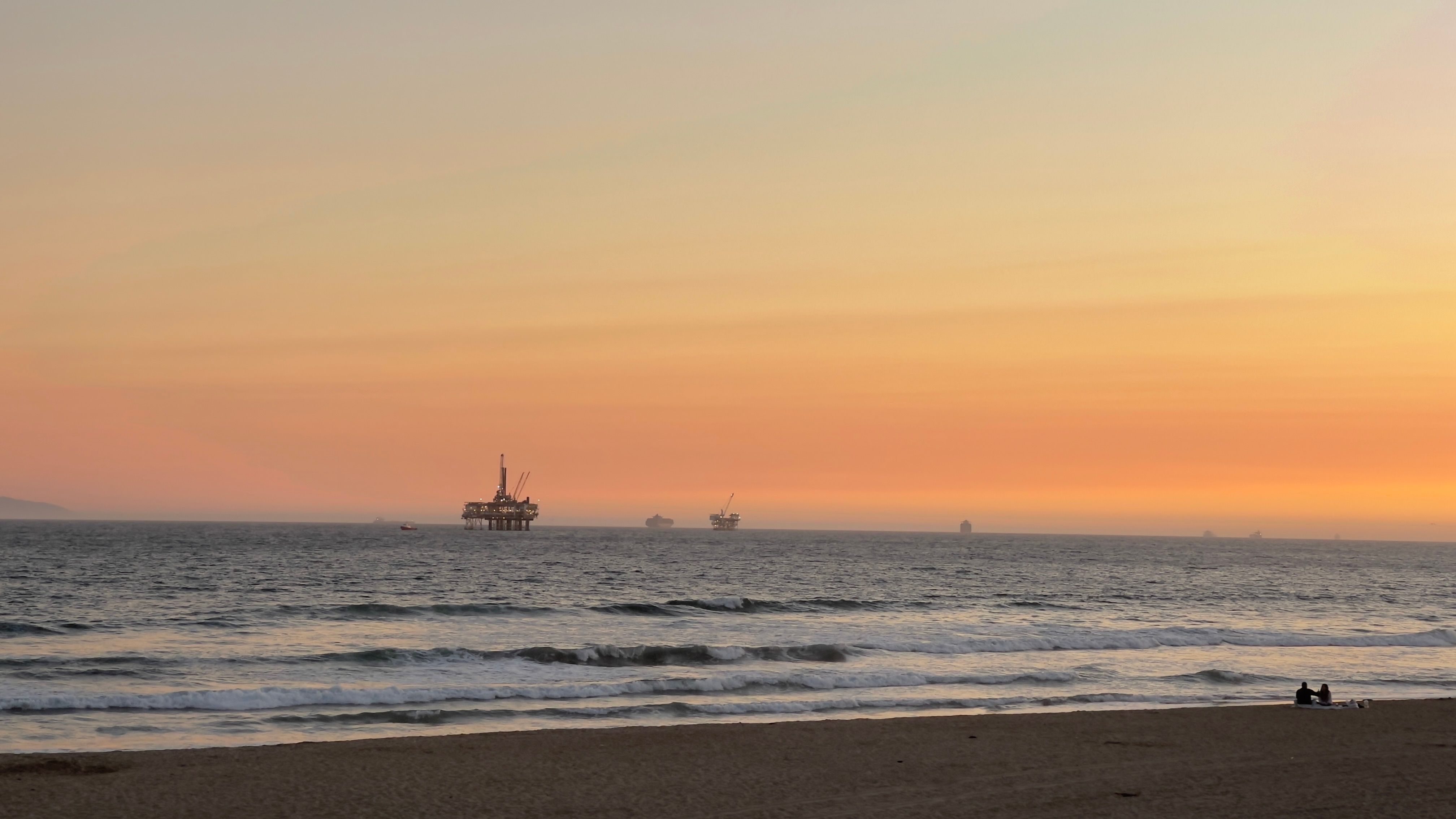 Offshore Drilling Rig on Body of Water · Free Stock Photo