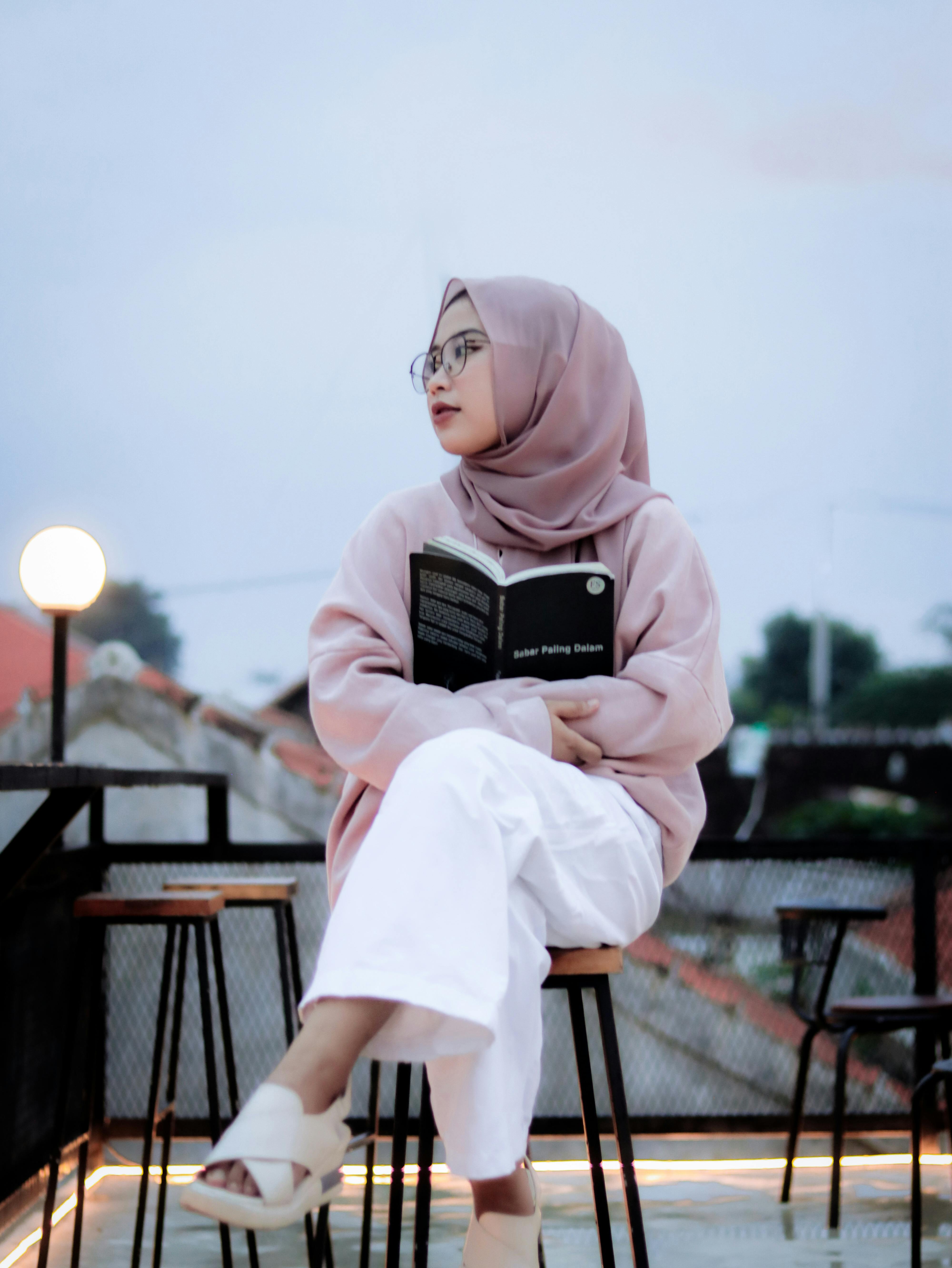 Hugging Book Photos, Download The BEST Free Hugging Book Stock Photos ...