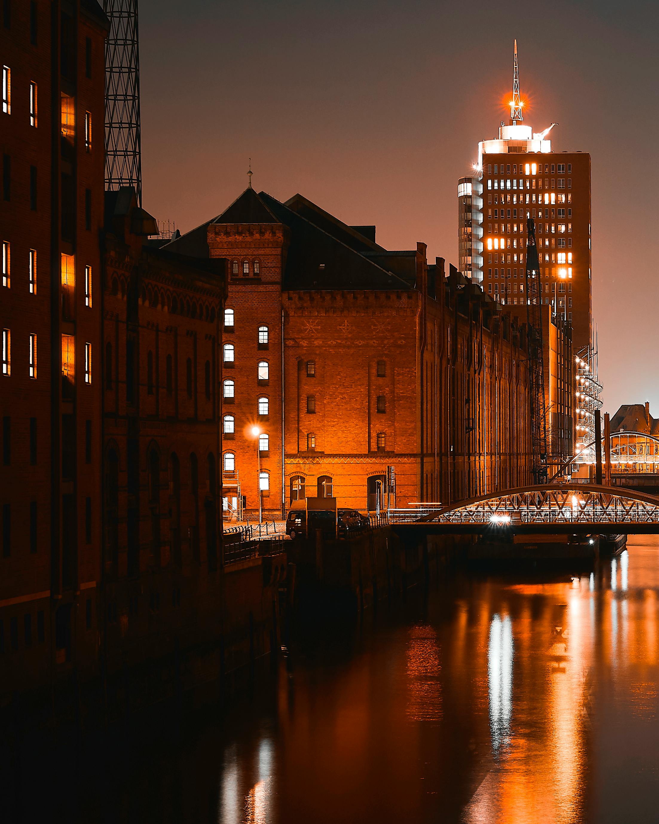 Buildings beside river · Free Stock Photo