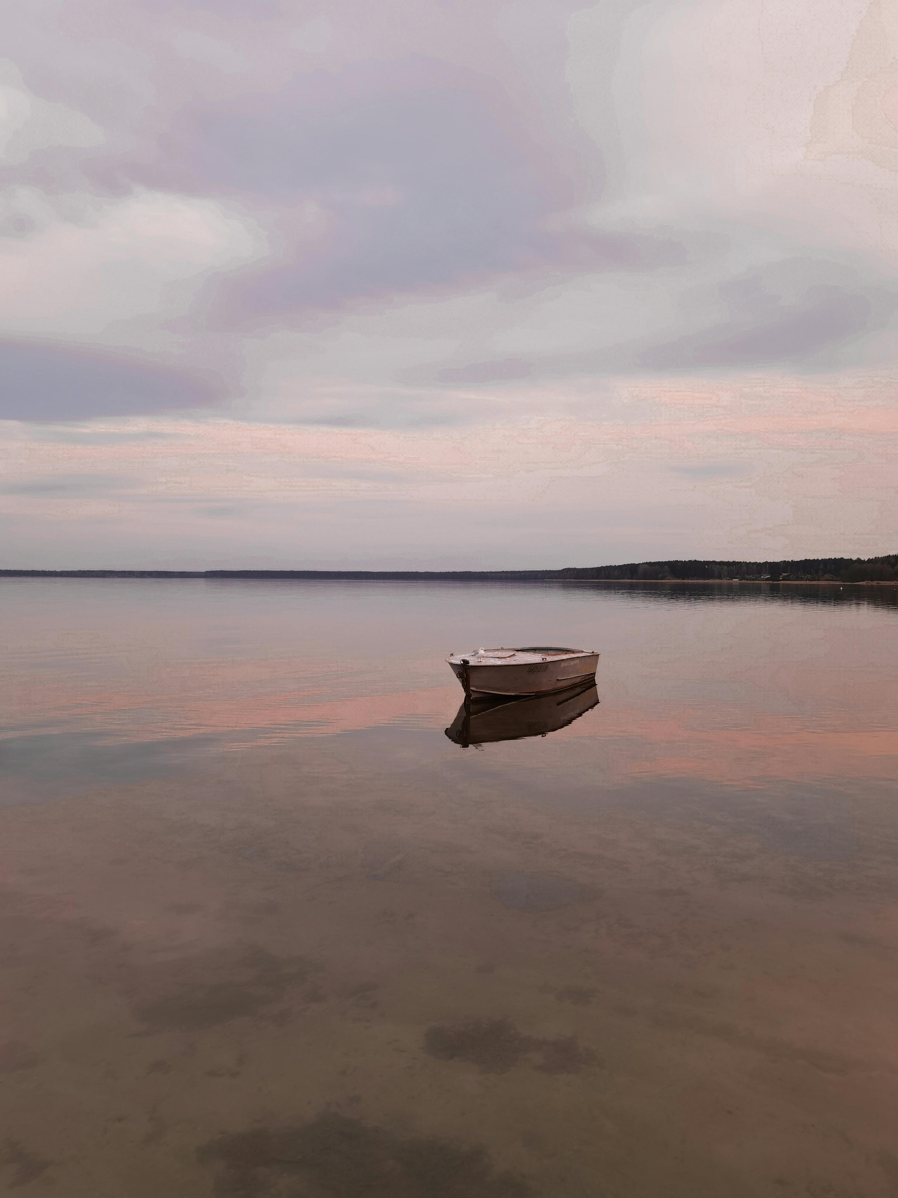 White Boat on Shore · Free Stock Photo
