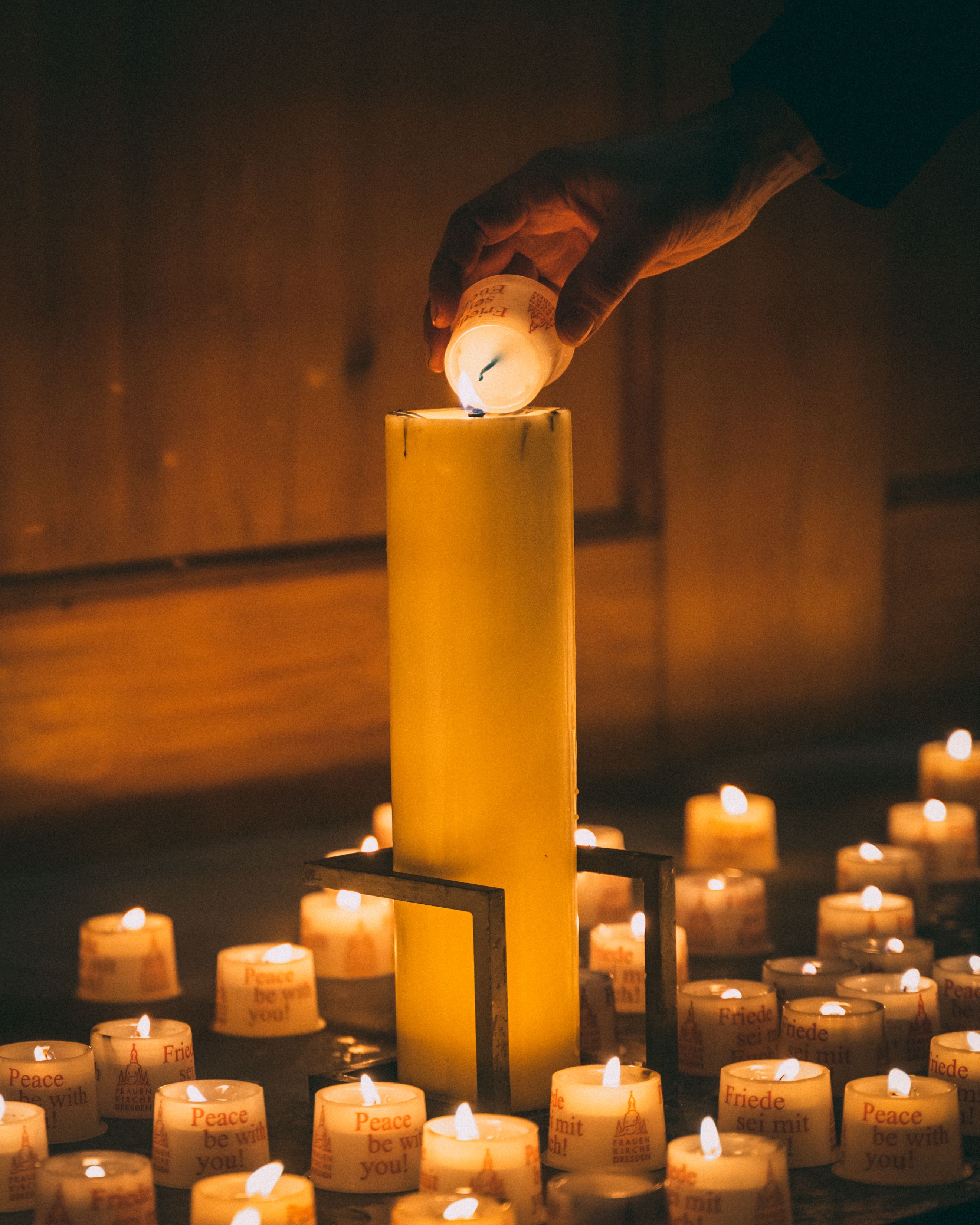Close-Up Shot of a Lighted Candle · Free Stock Photo