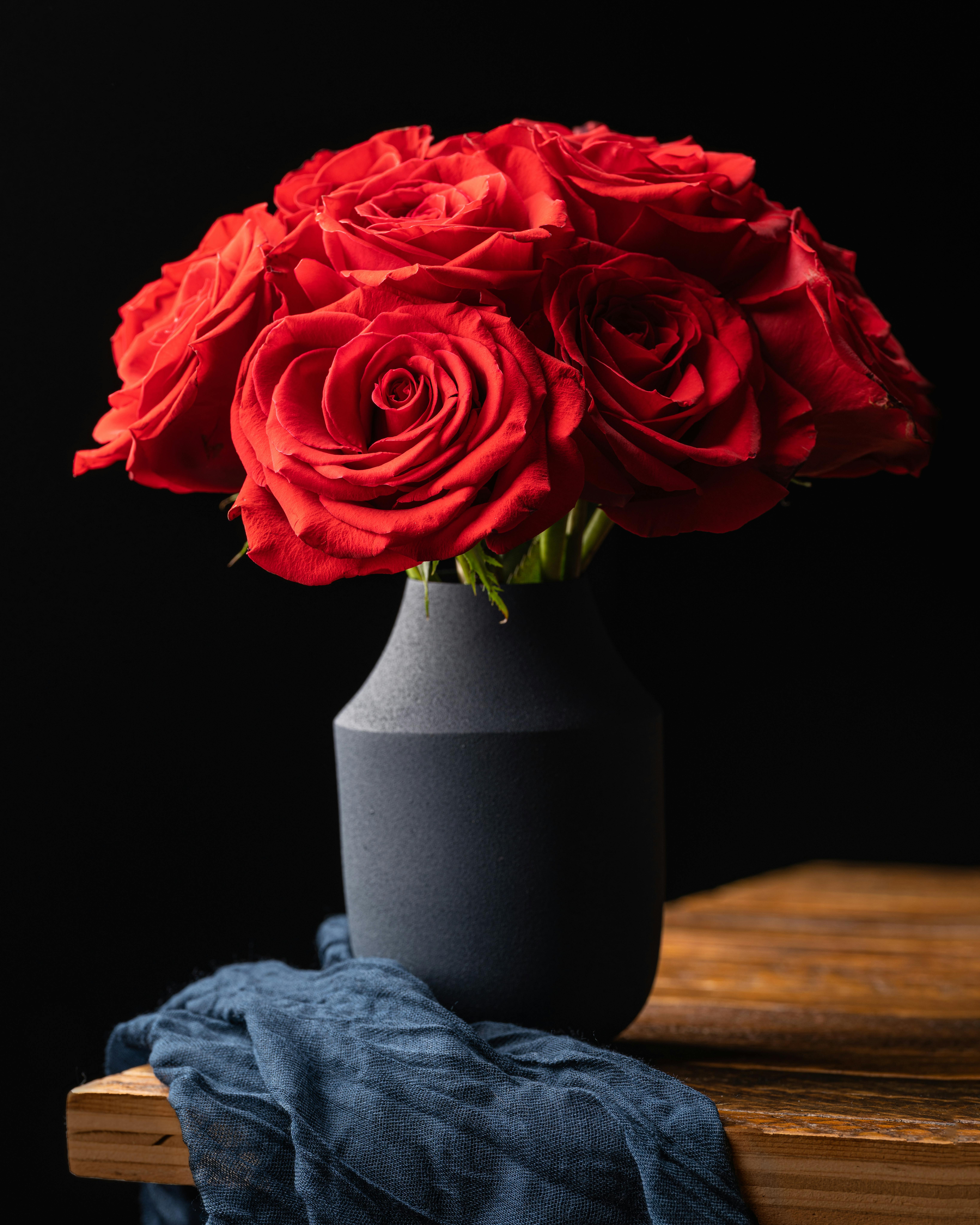 Red Roses on Black Ceramic Vase · Free Stock Photo