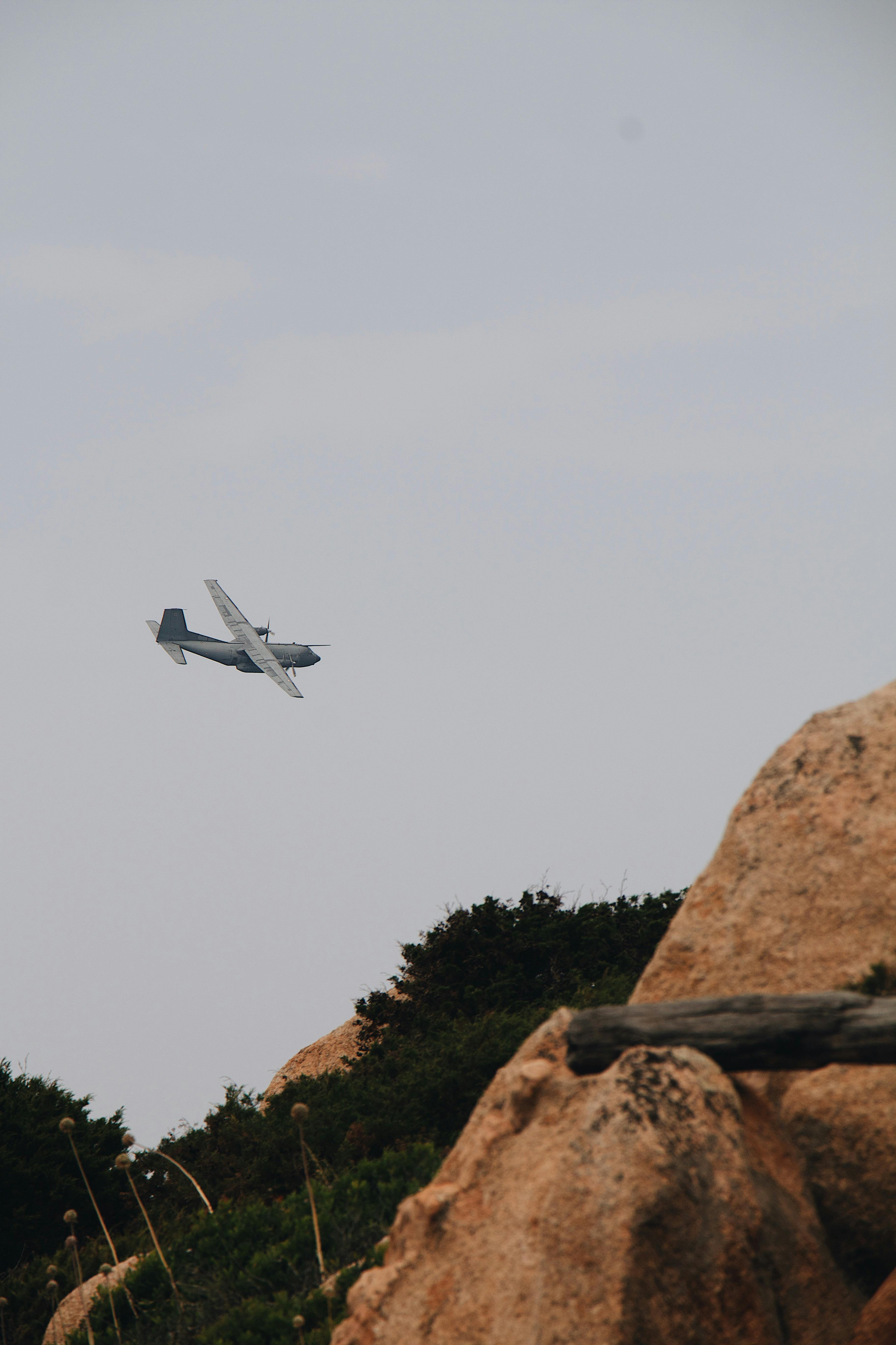 Seaplane in Flight · Free Stock Photo
