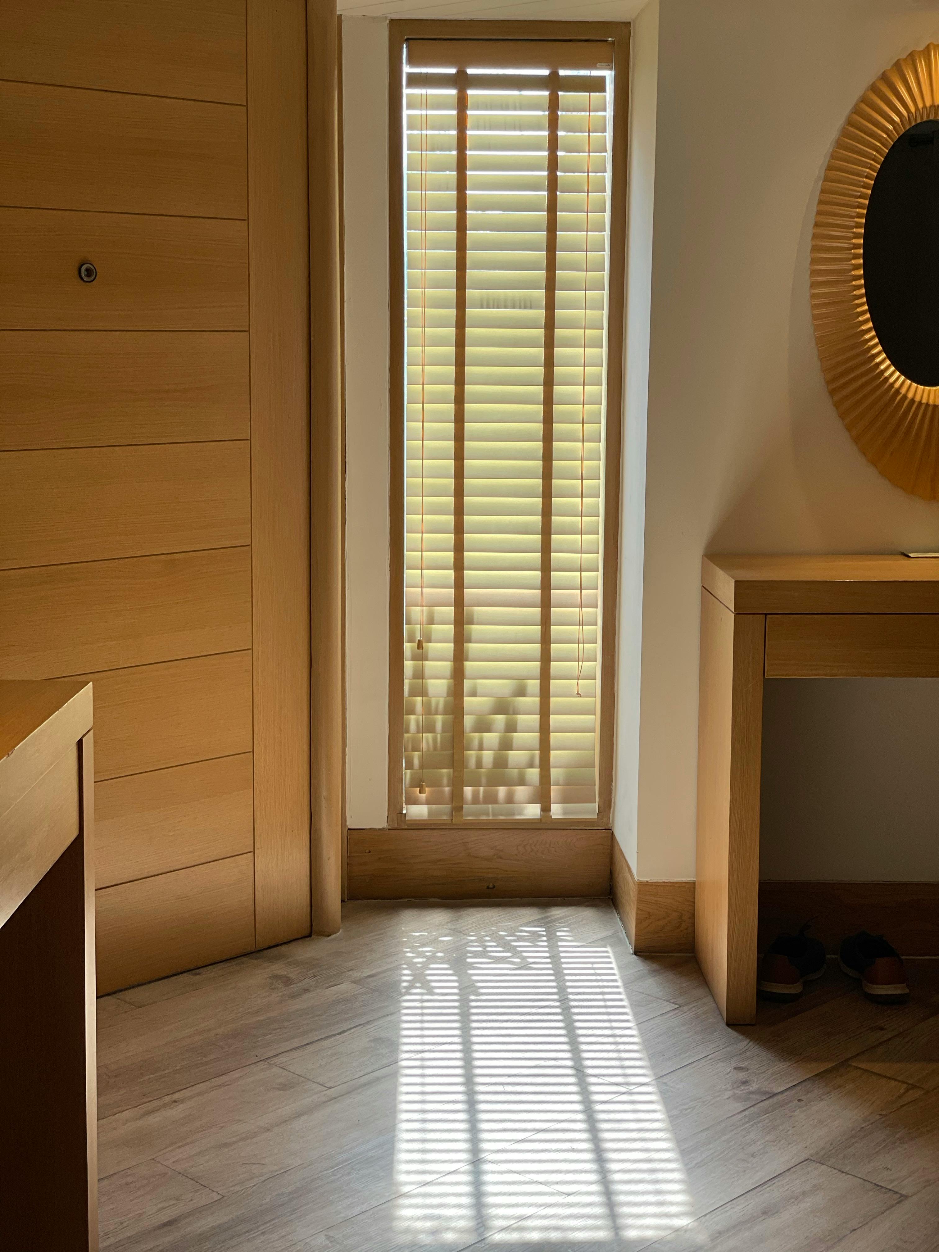 Low Light Photography of Brown Window Blinds · Free Stock Photo