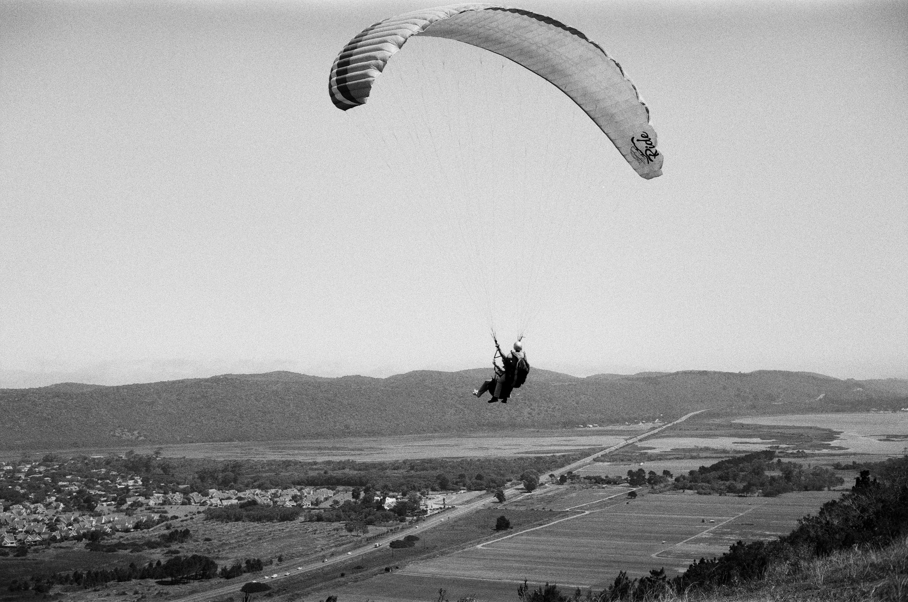 People Parachuting over Plains · Free Stock Photo