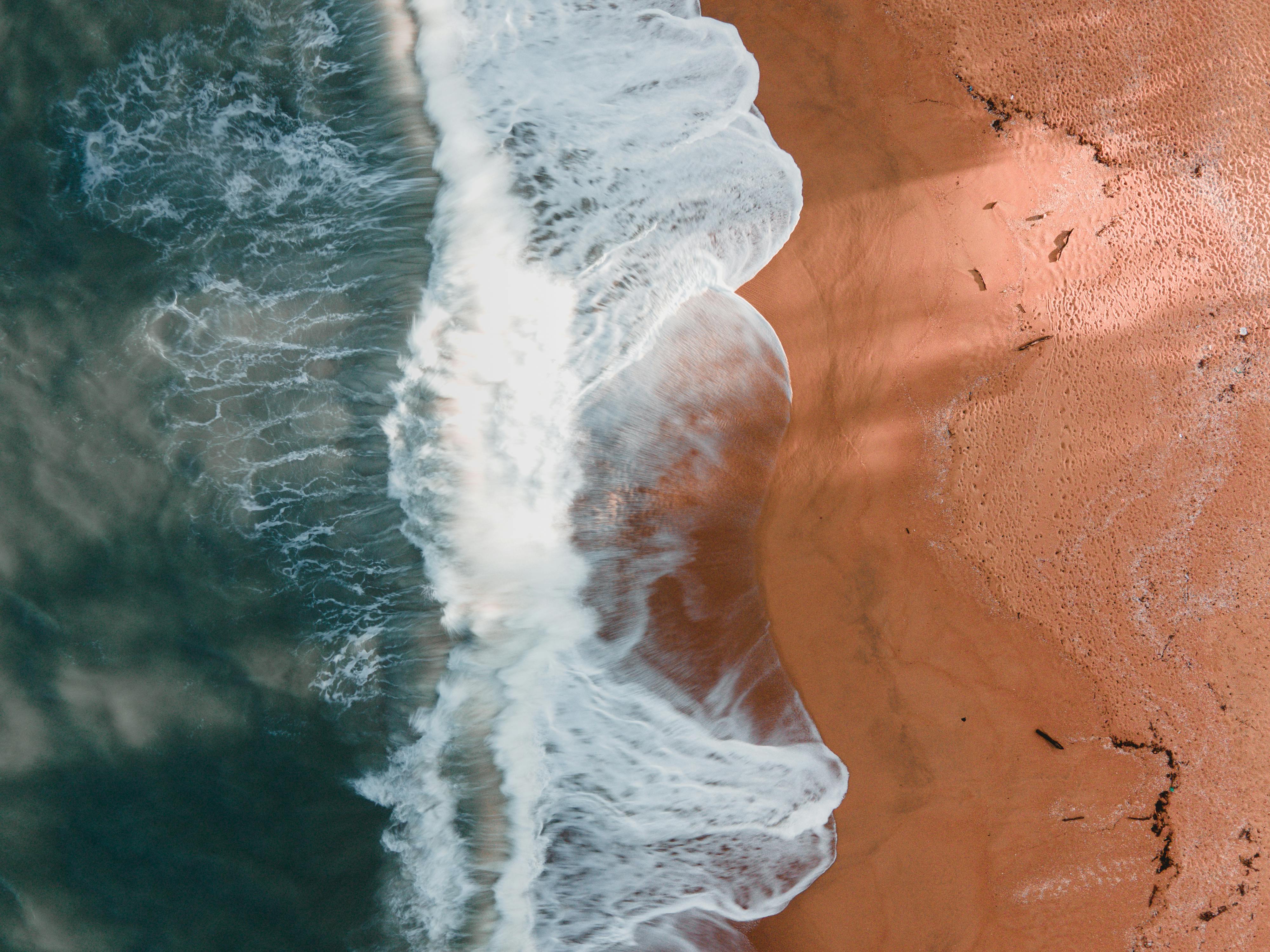 Top View of Waves in a Beach · Free Stock Photo