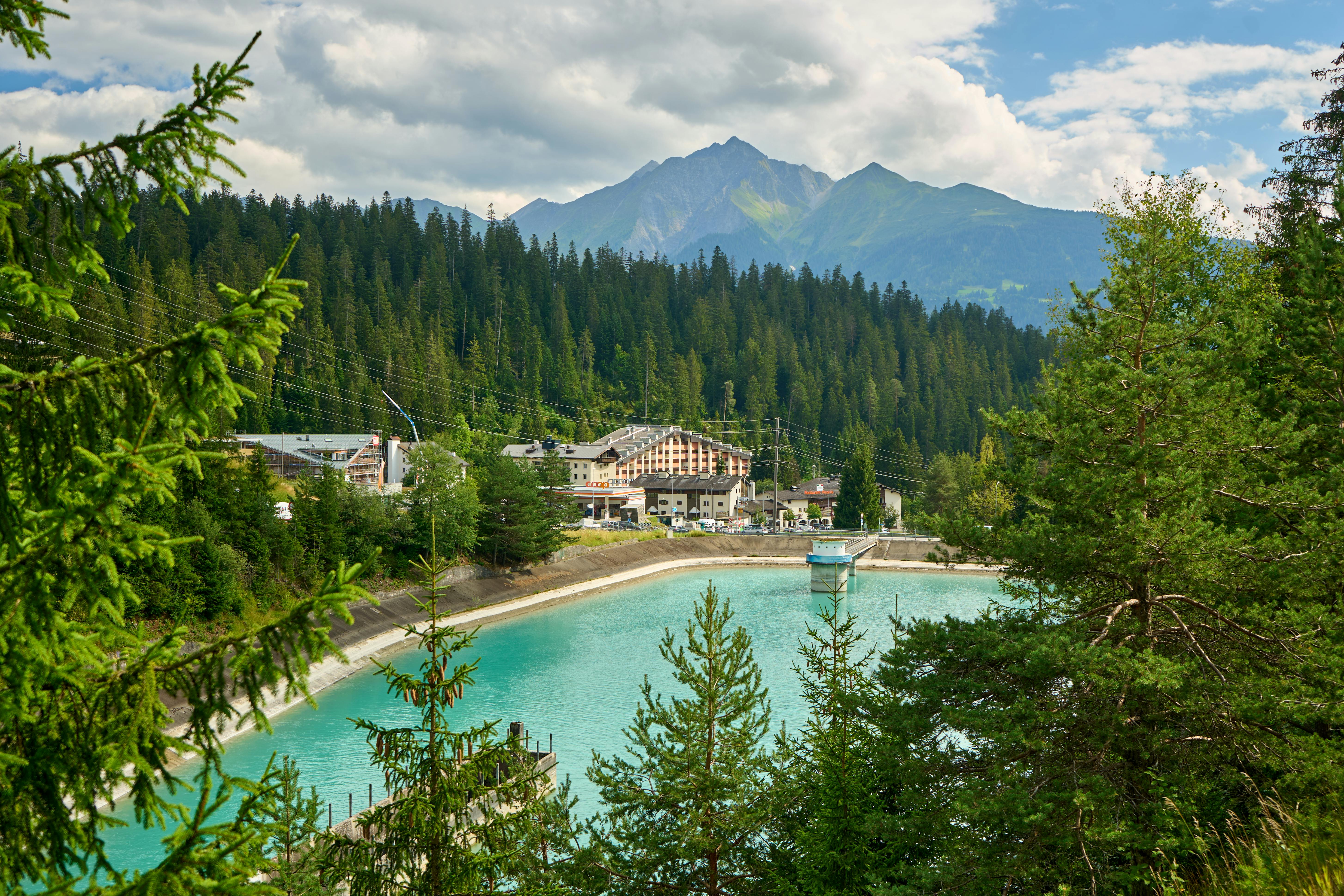 Hotel in Forest by Lake in Canada · Free Stock Photo