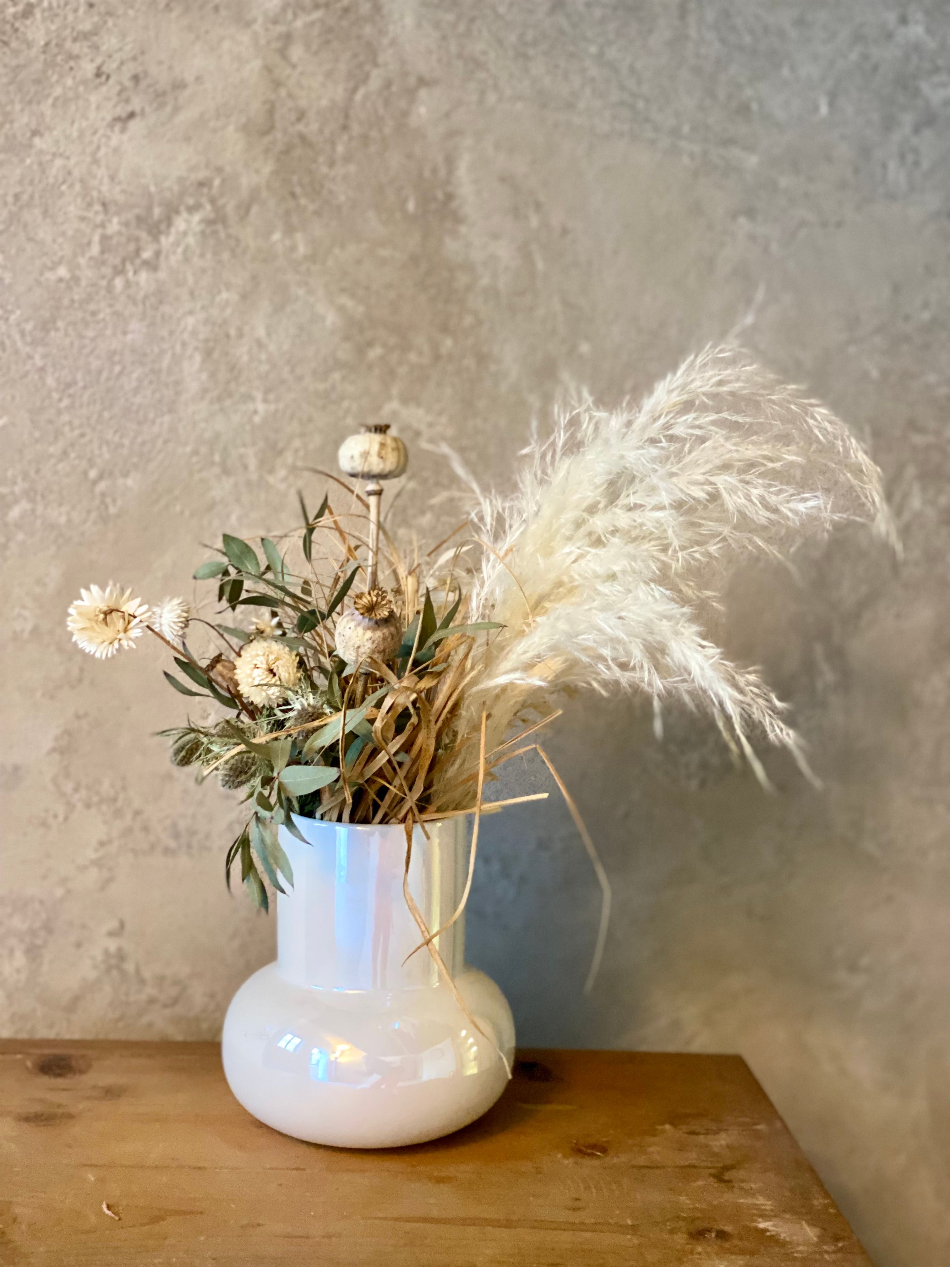 Close-Up Shot of Flowers in a Vase · Free Stock Photo