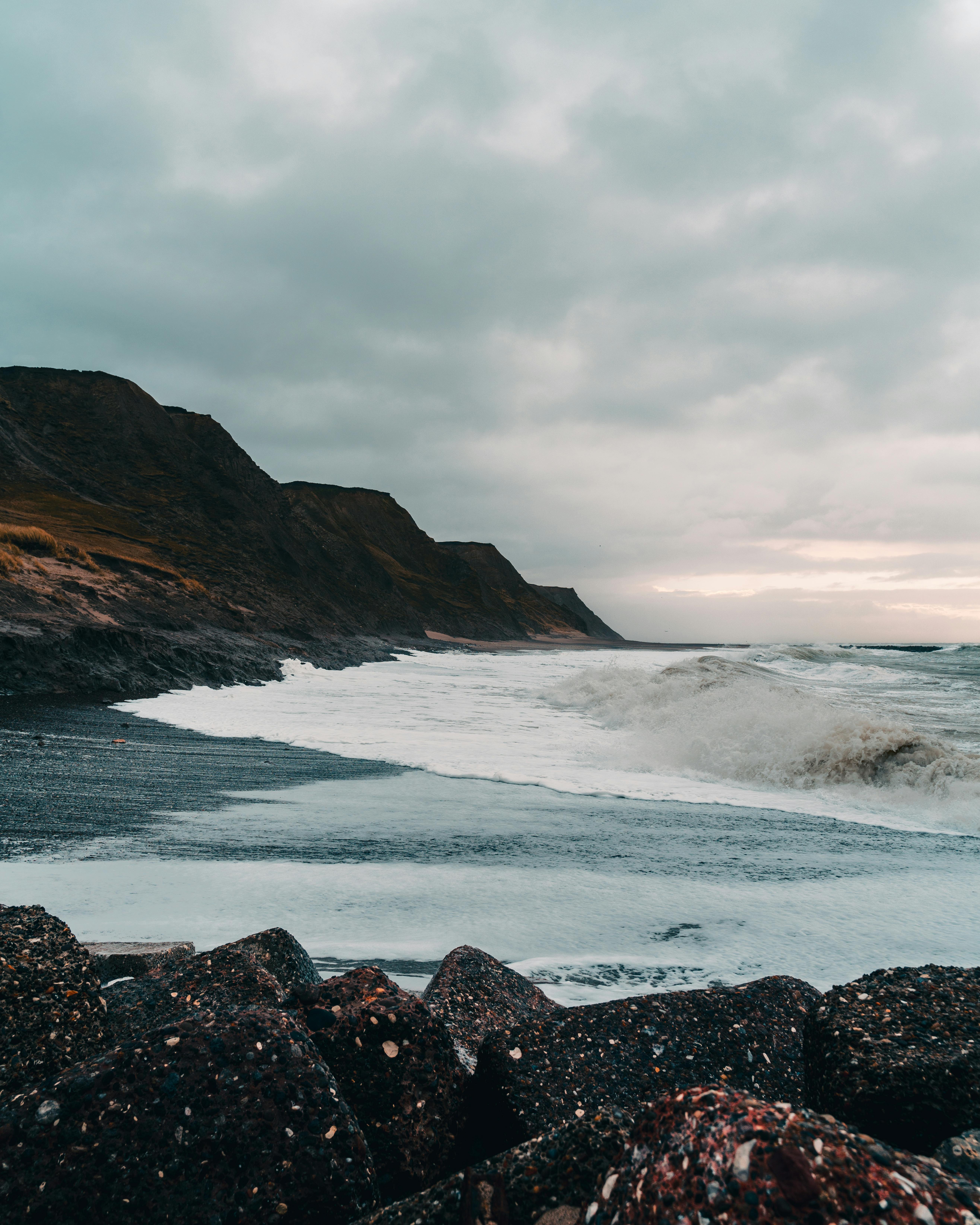 Sea during High Tide · Free Stock Photo