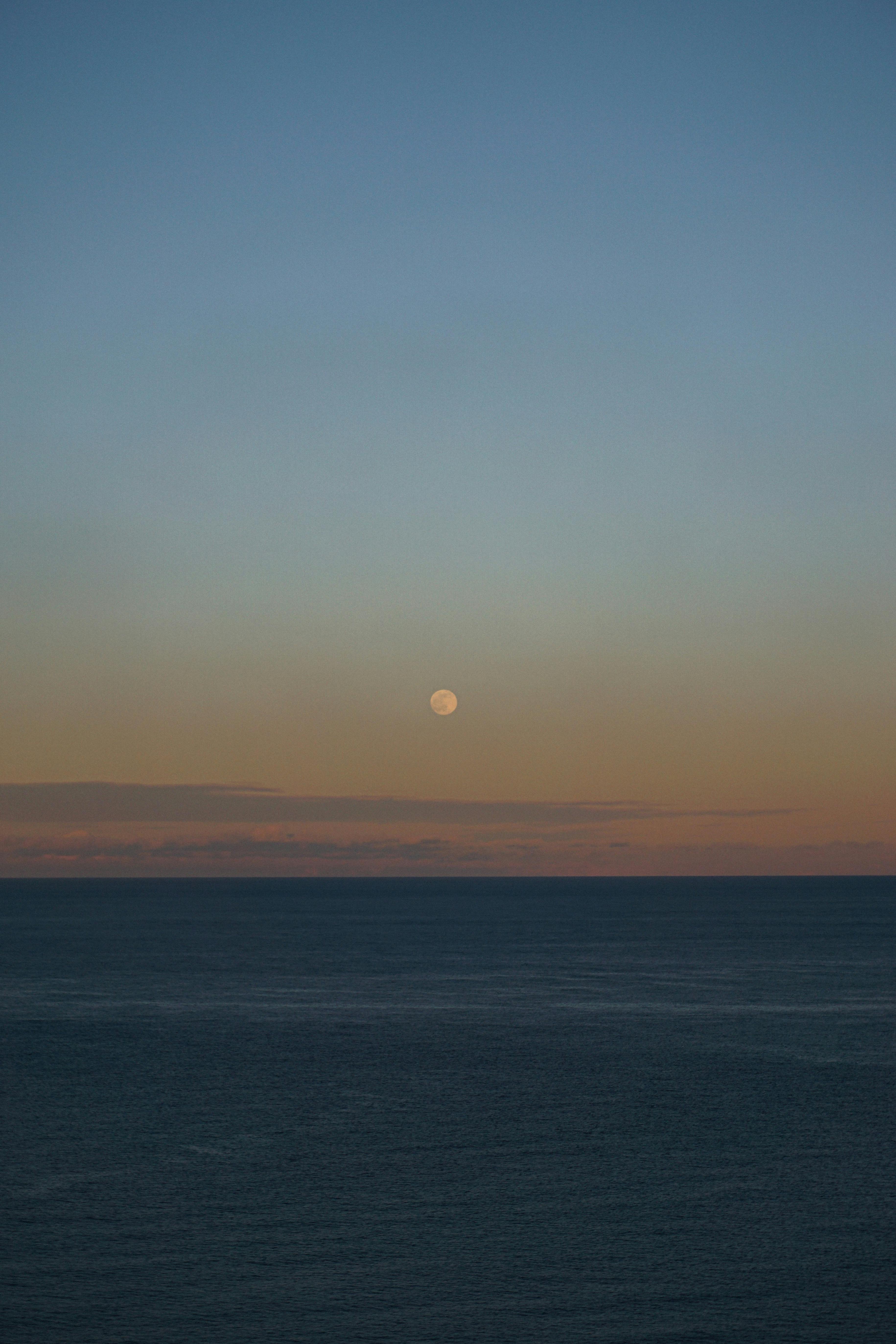 A View of the Moon over the Horizon · Free Stock Photo