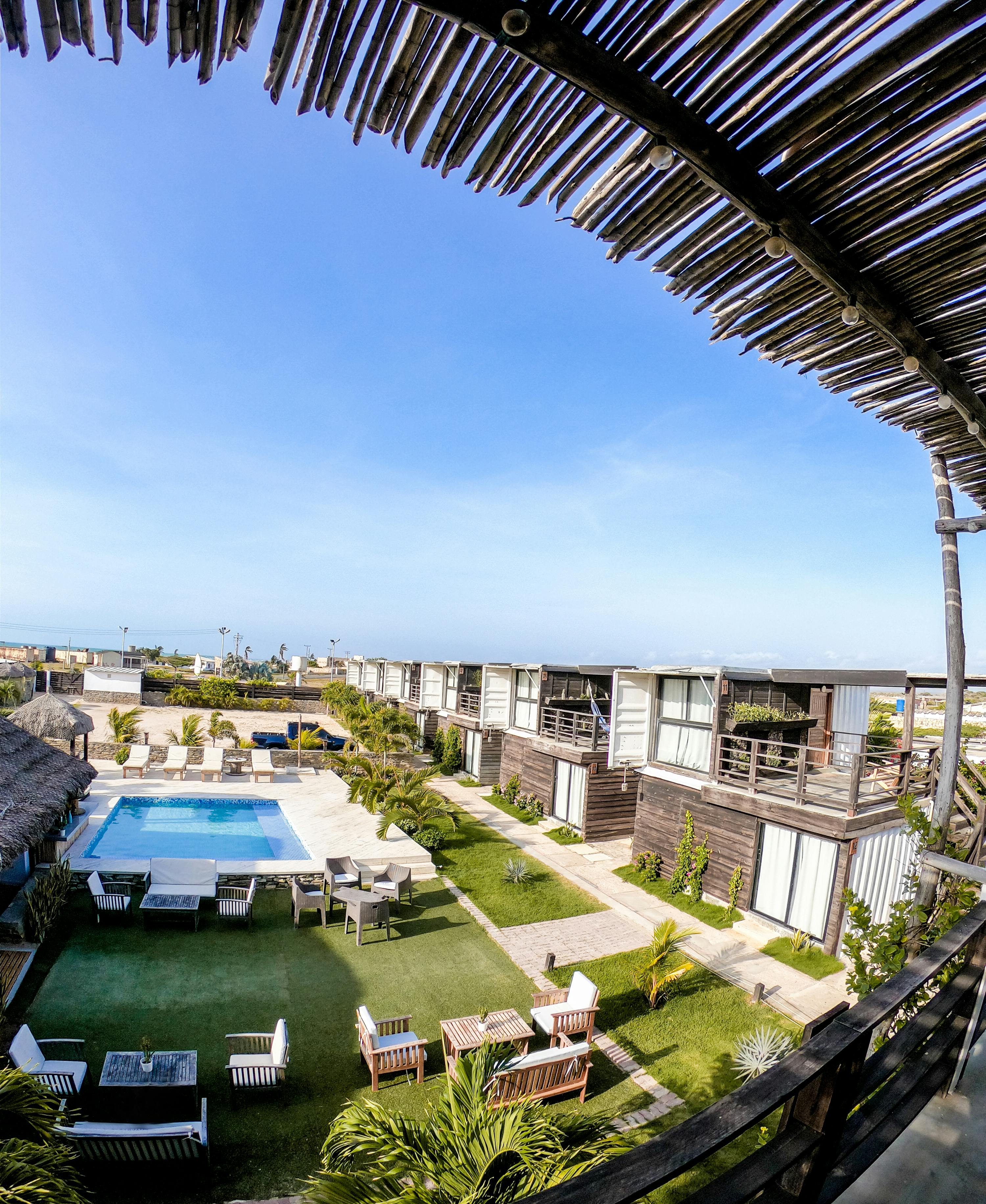 Clear Sky over Holiday Resort · Free Stock Photo