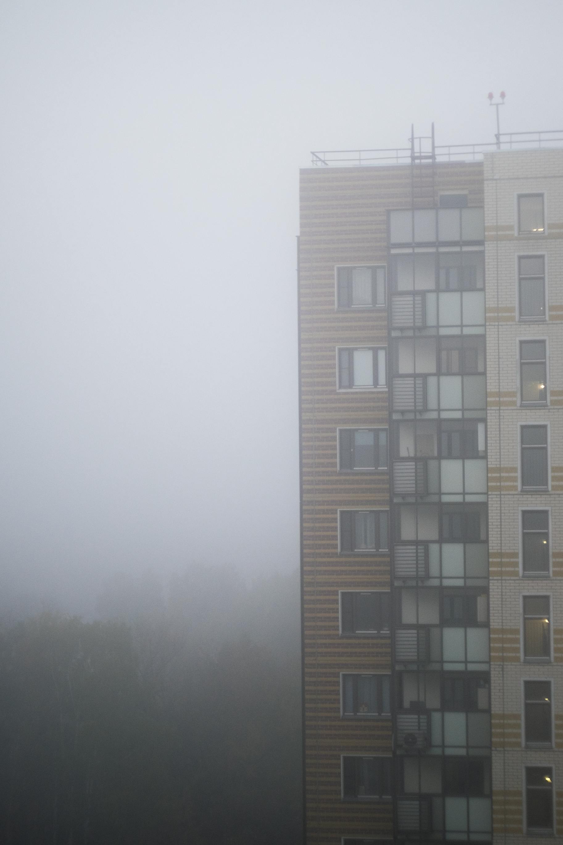Buildings Under the Thick Fog · Free Stock Photo