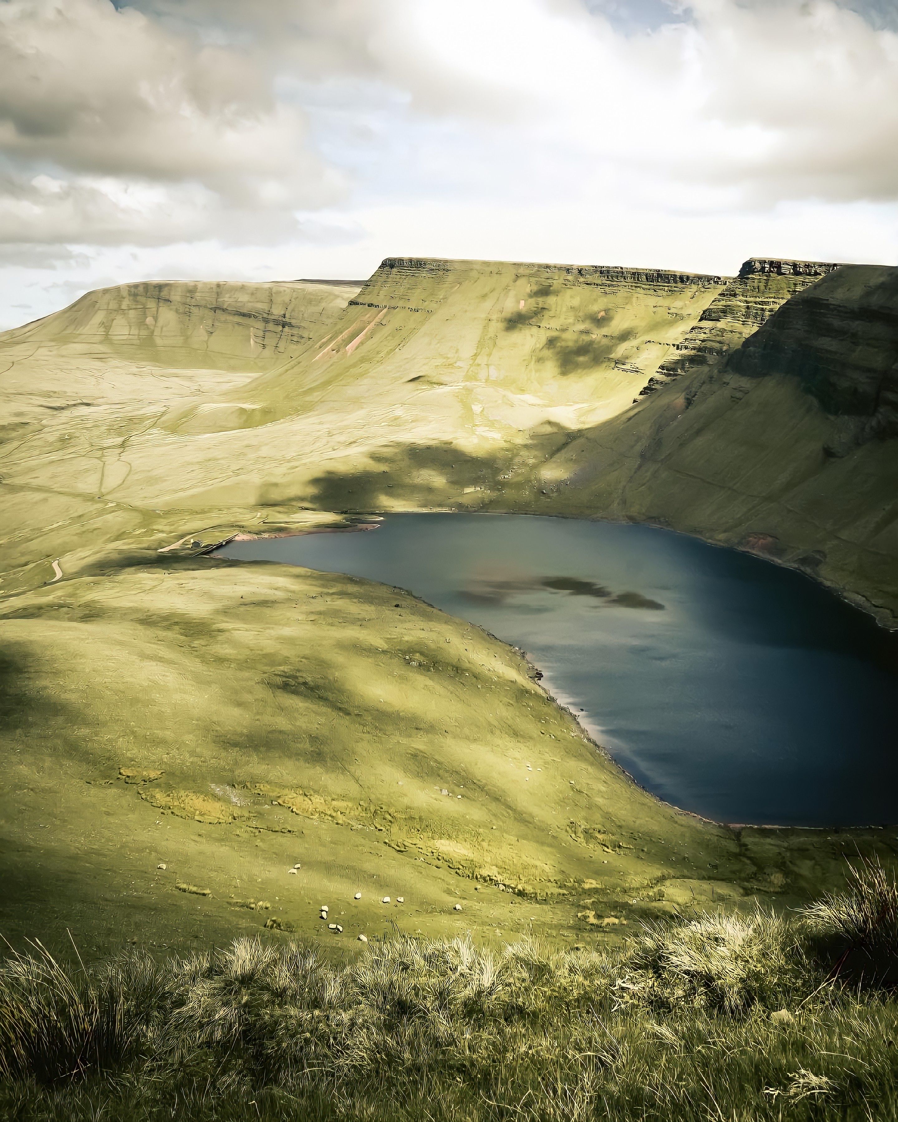 Lake in Valley · Free Stock Photo
