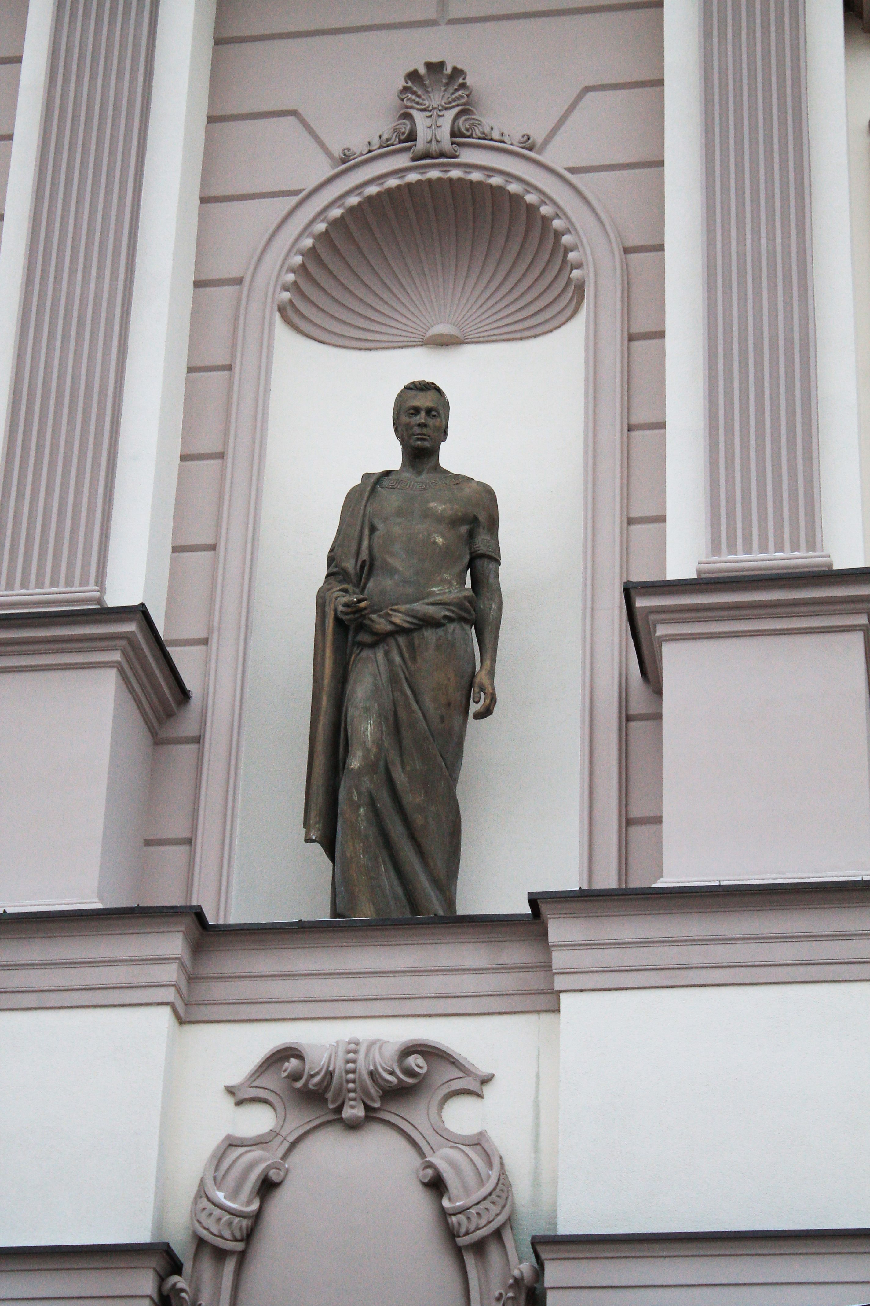 Man Statue on Building Facade · Free Stock Photo