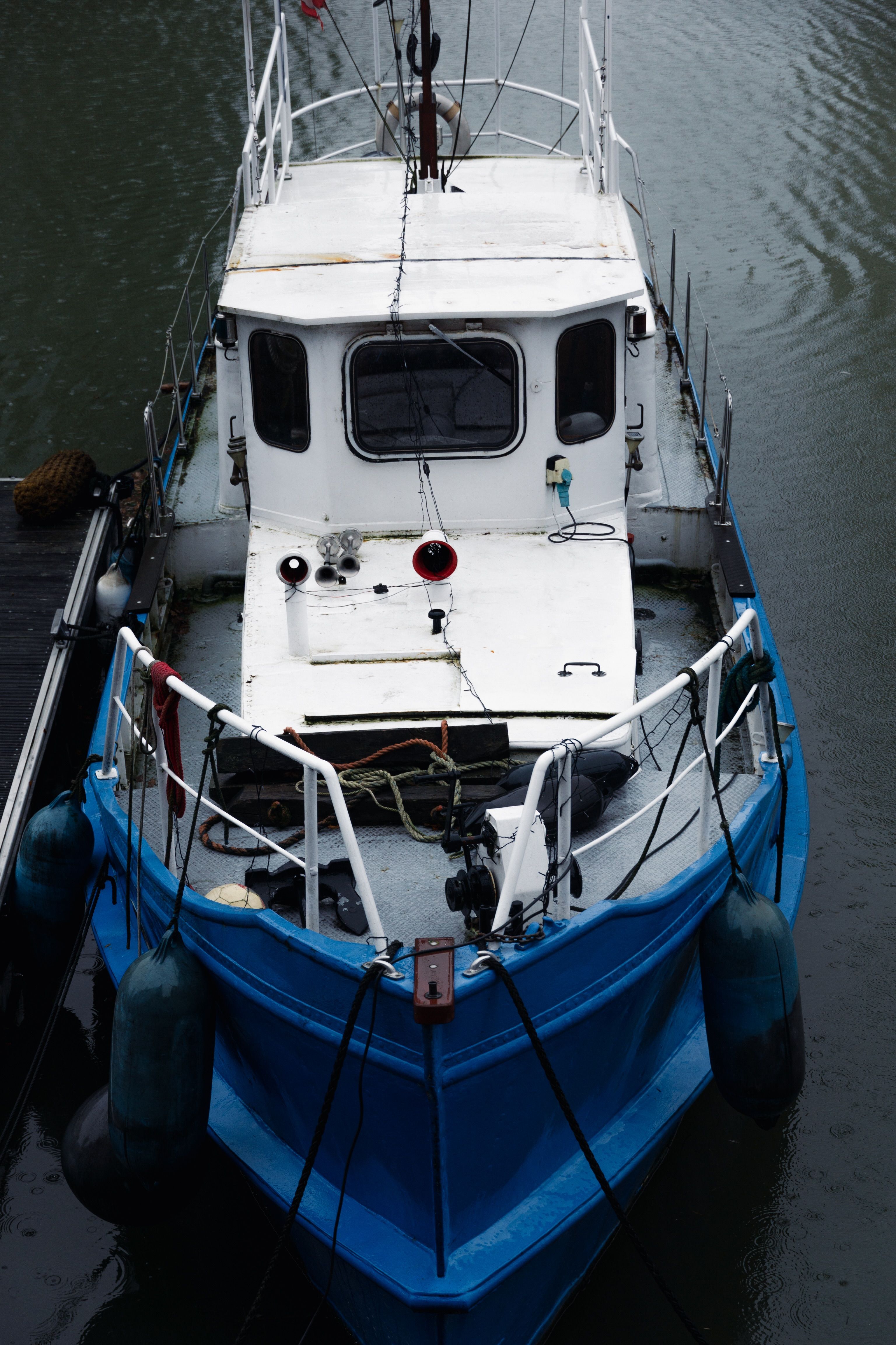 Close Up Shot of a Boat on Body of Water · Free Stock Photo