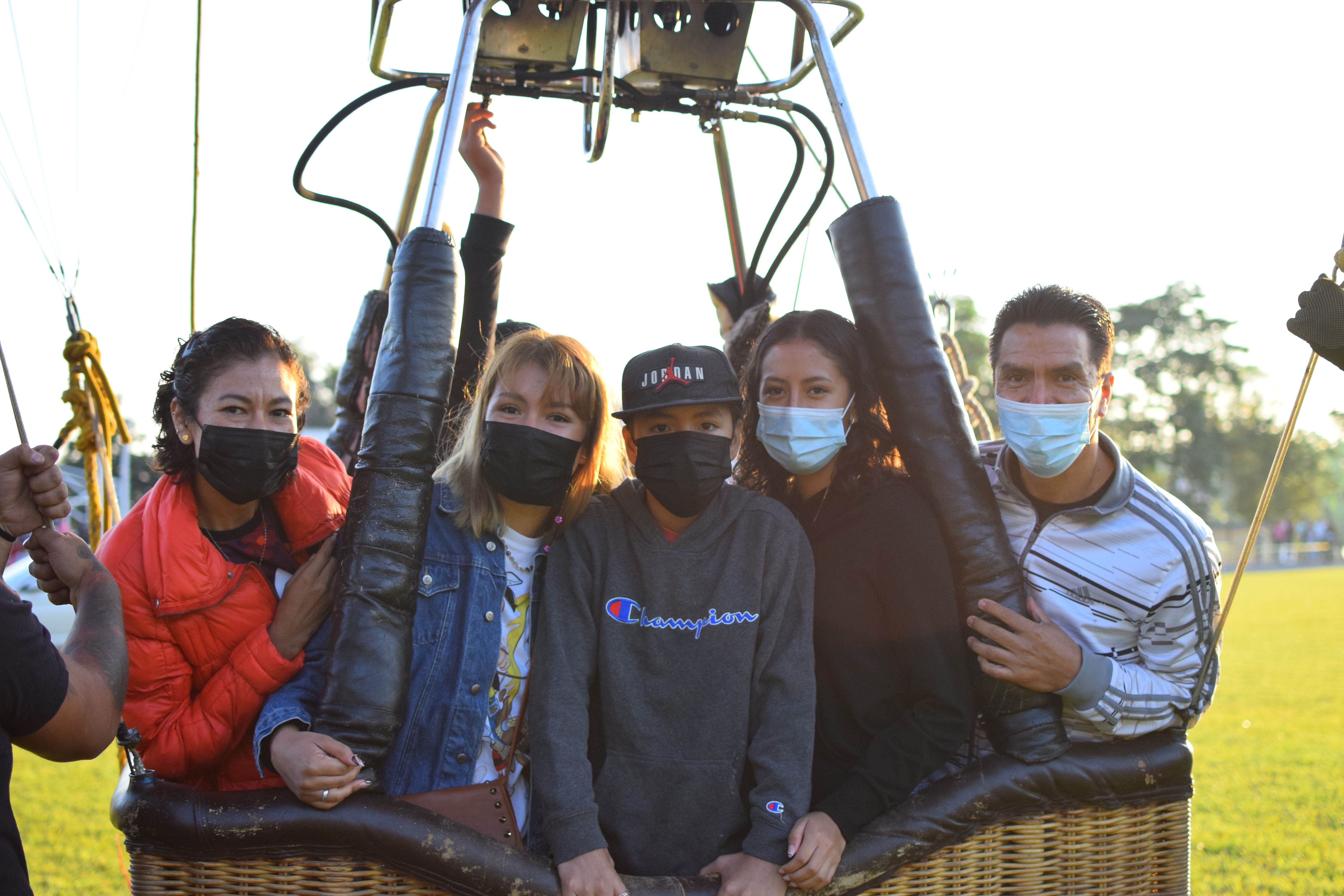 People Wearing Face Mask while Riding in Hot Air Balloon · Free Stock Photo
