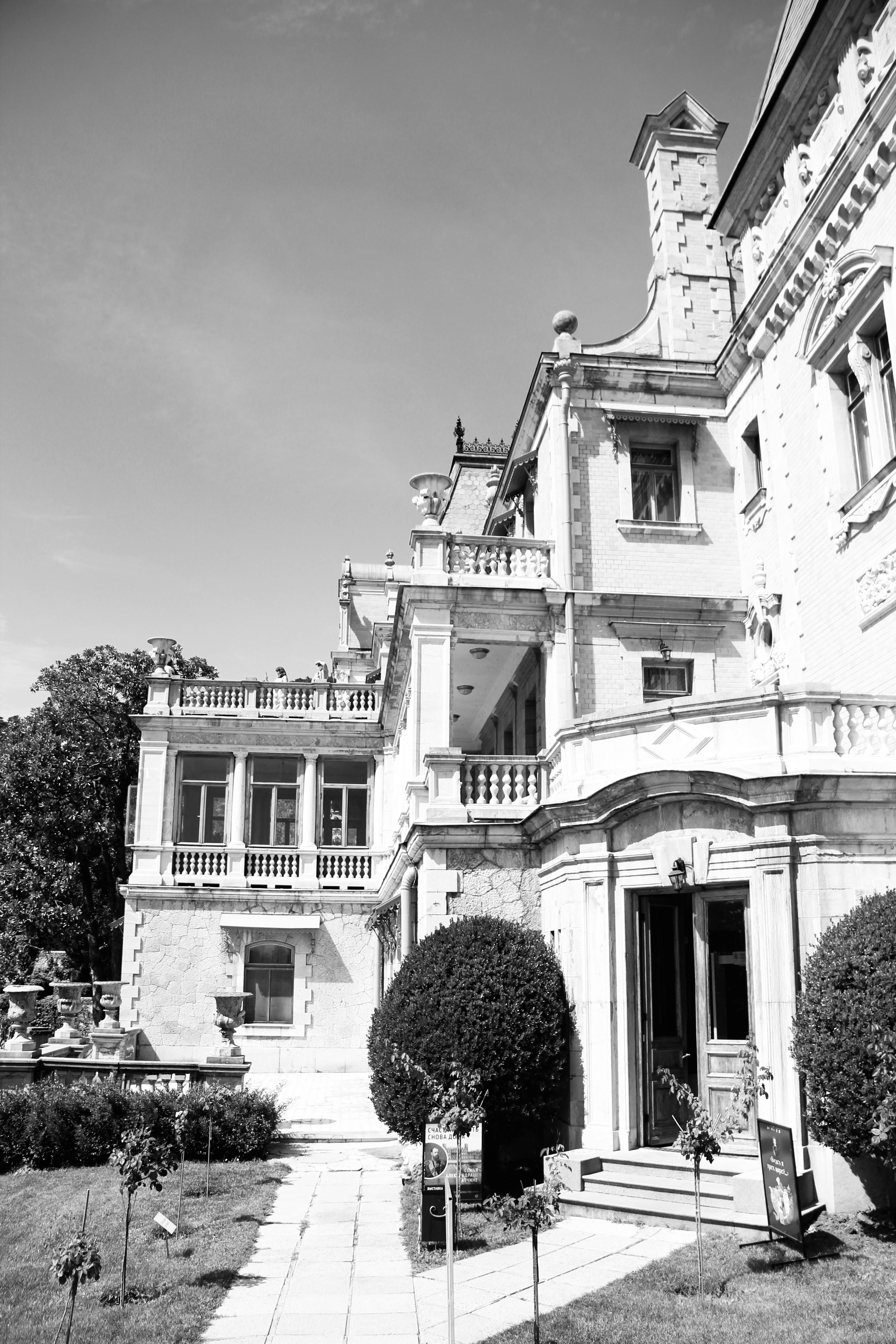 Grayscale Photography of an Old Concrete Structure · Free Stock Photo