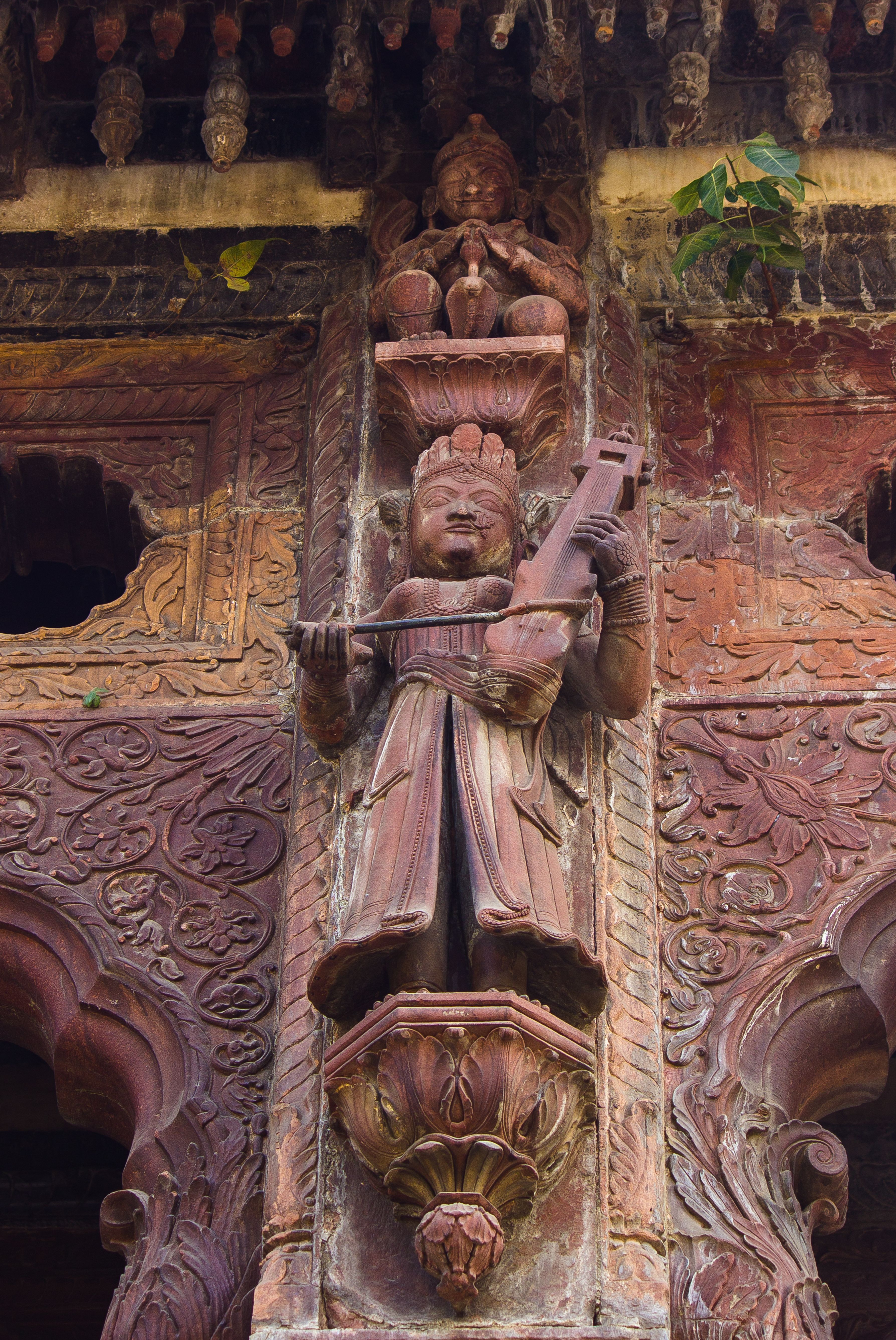Brown Concrete Statue of a Man · Free Stock Photo