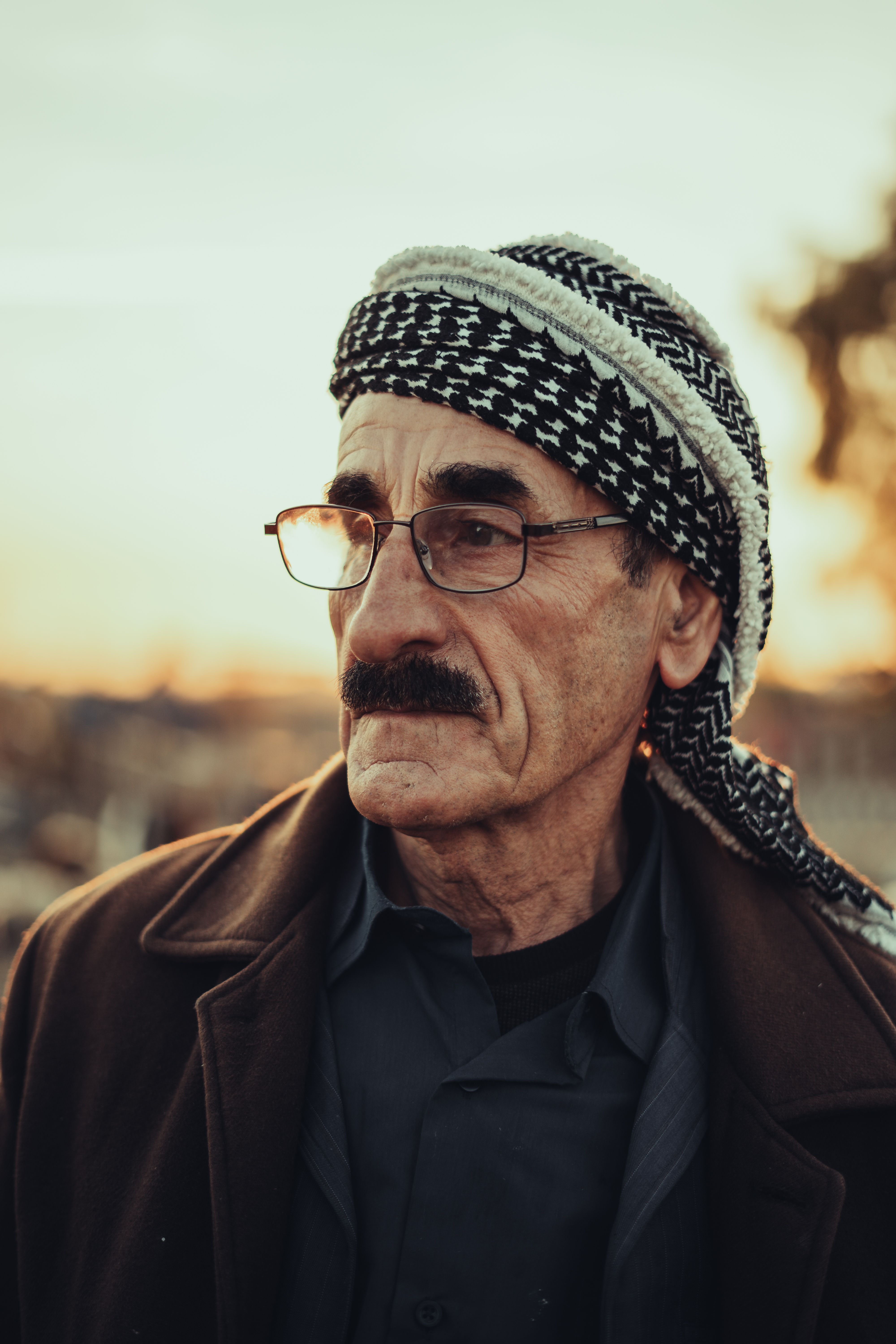 Gratis stockfoto van azië, bejaarde man, bekers, bokeh achtergrond ...