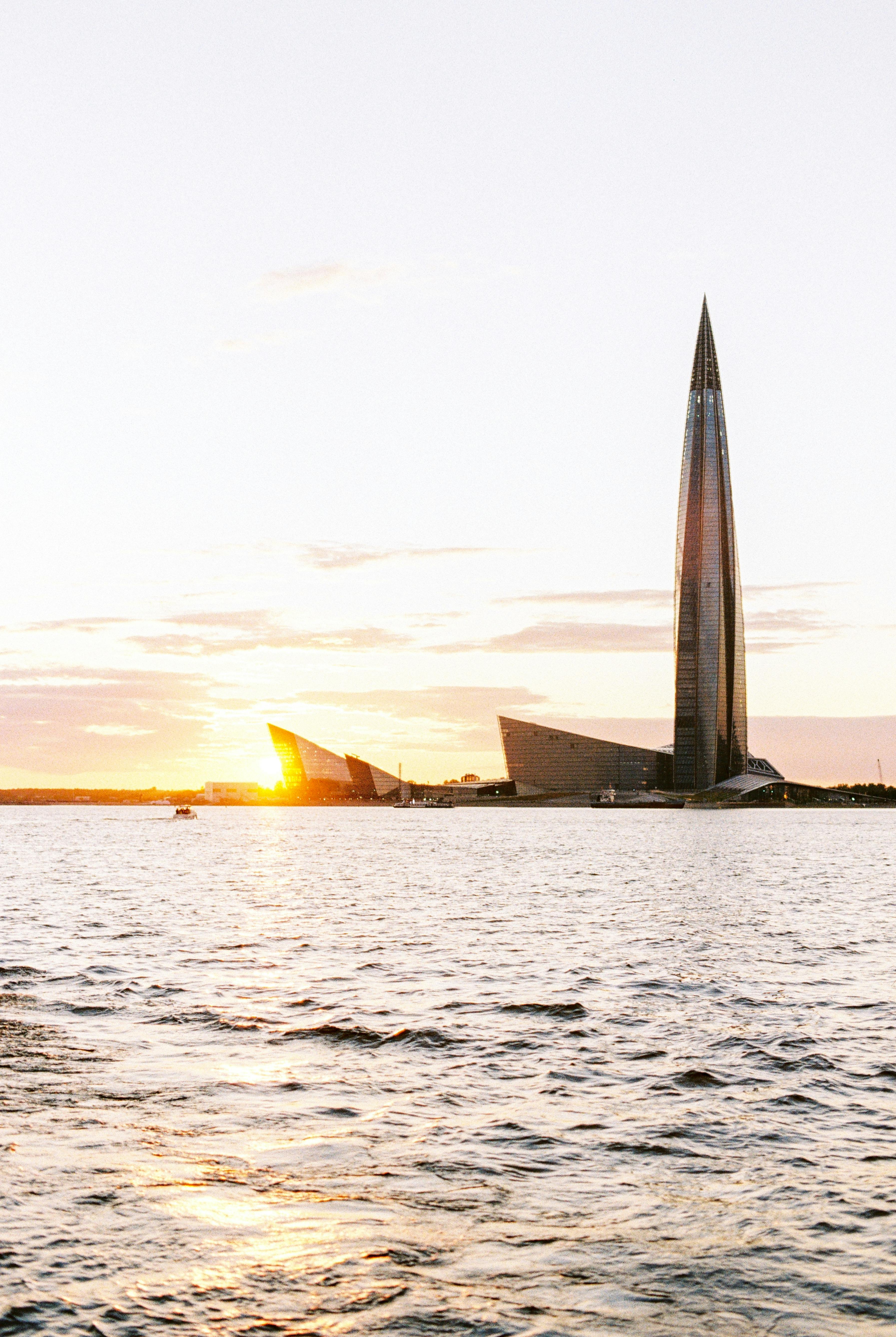 Skyscraper Seen from Water · Free Stock Photo