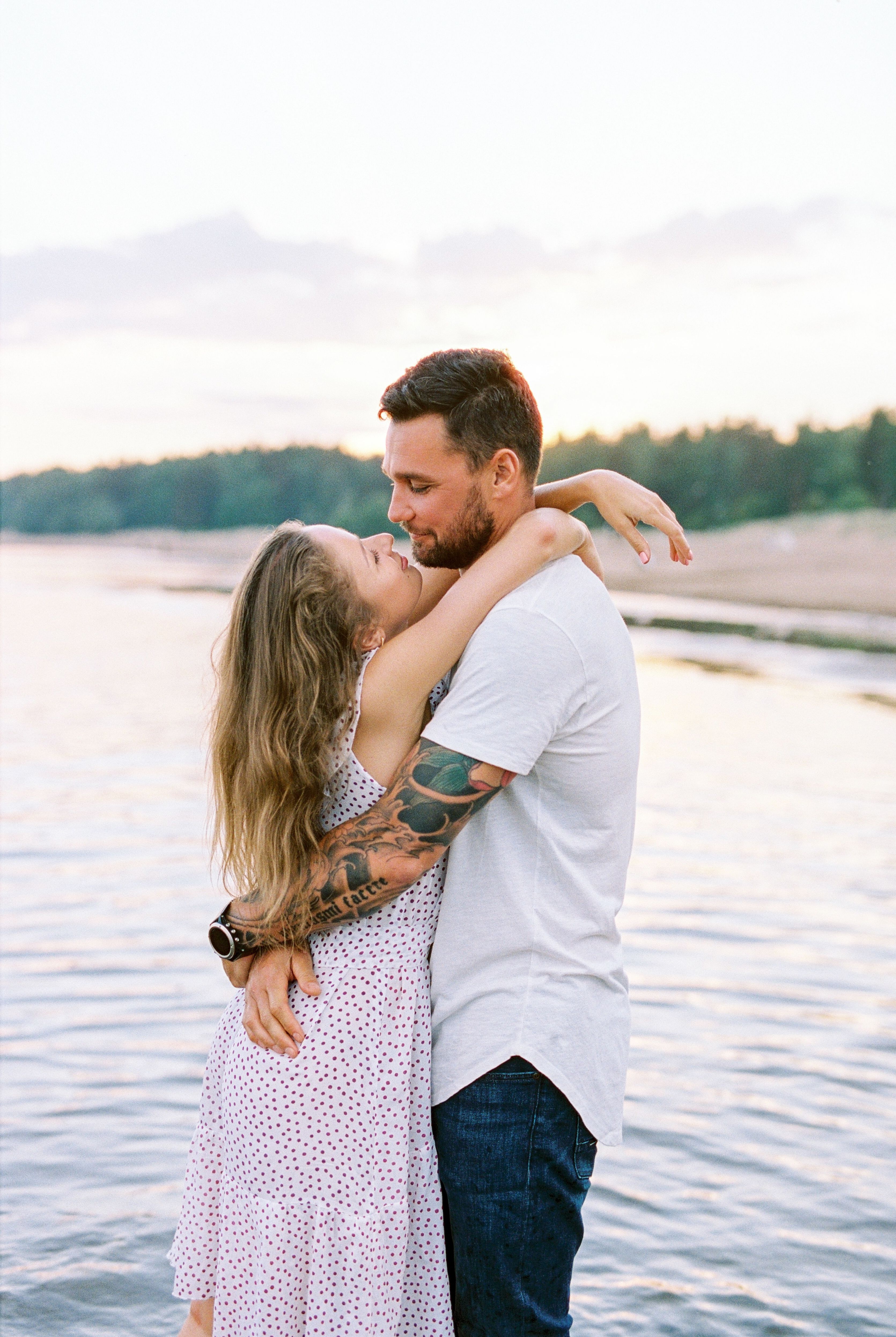 Man Carrying Woman · Free Stock Photo