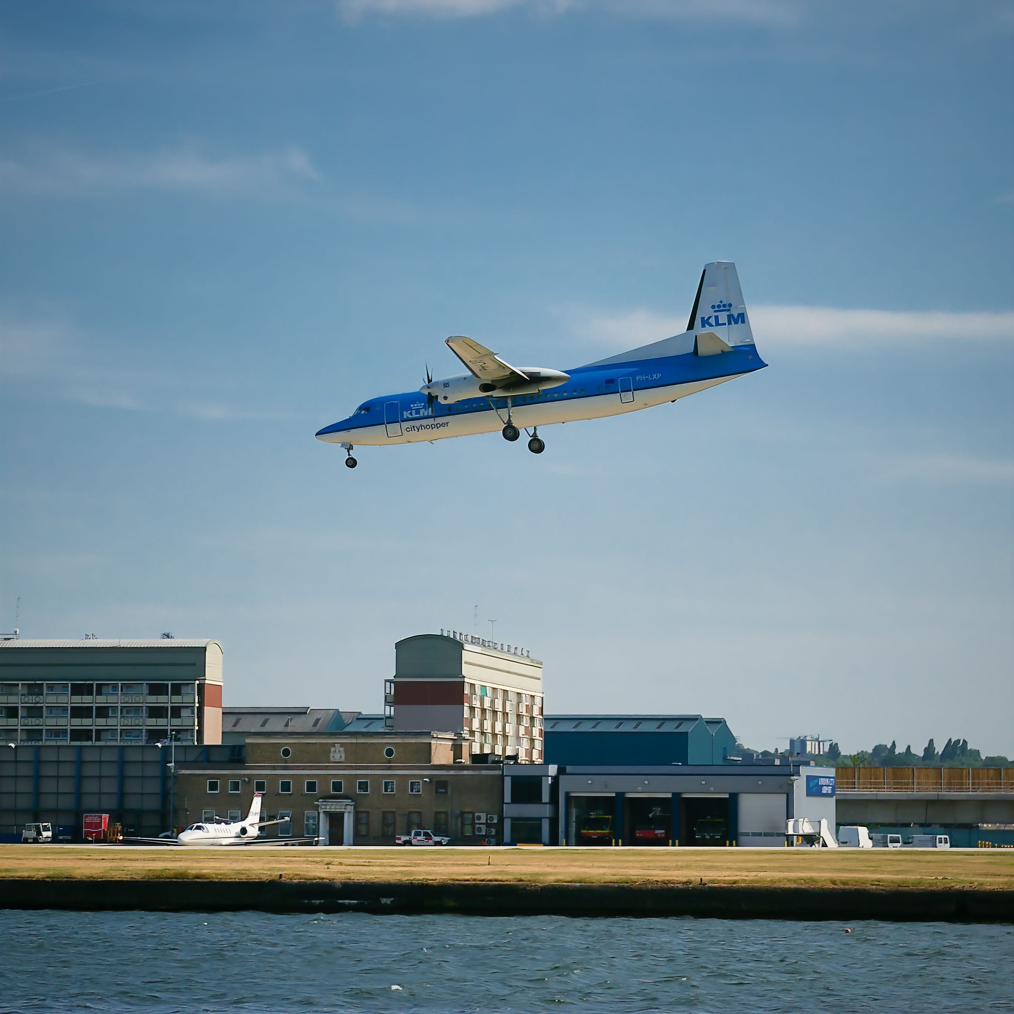 Airplane London Photos, Download The BEST Free Airplane London Stock ...