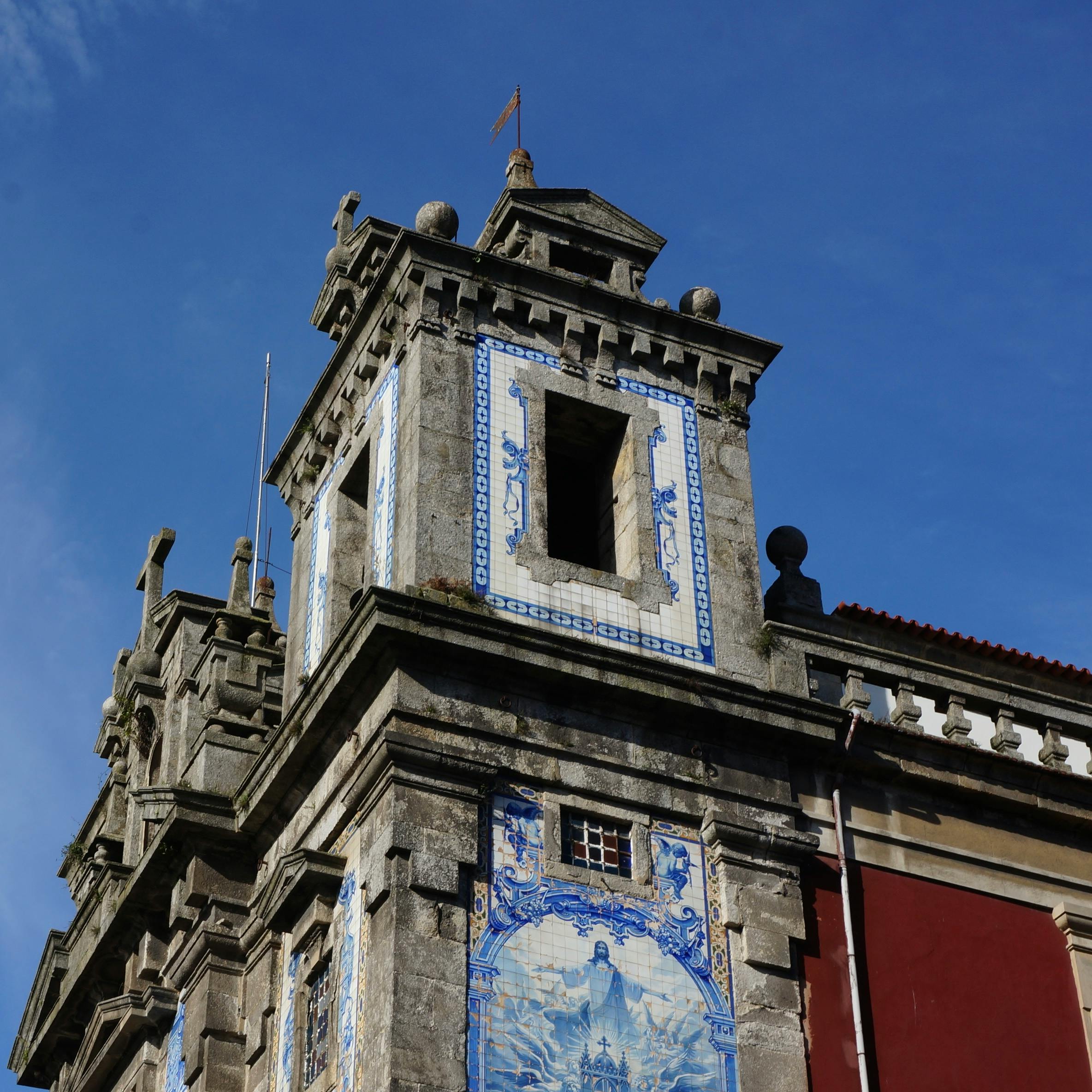 Low-Angle Shot of a Brown Castle · Free Stock Photo