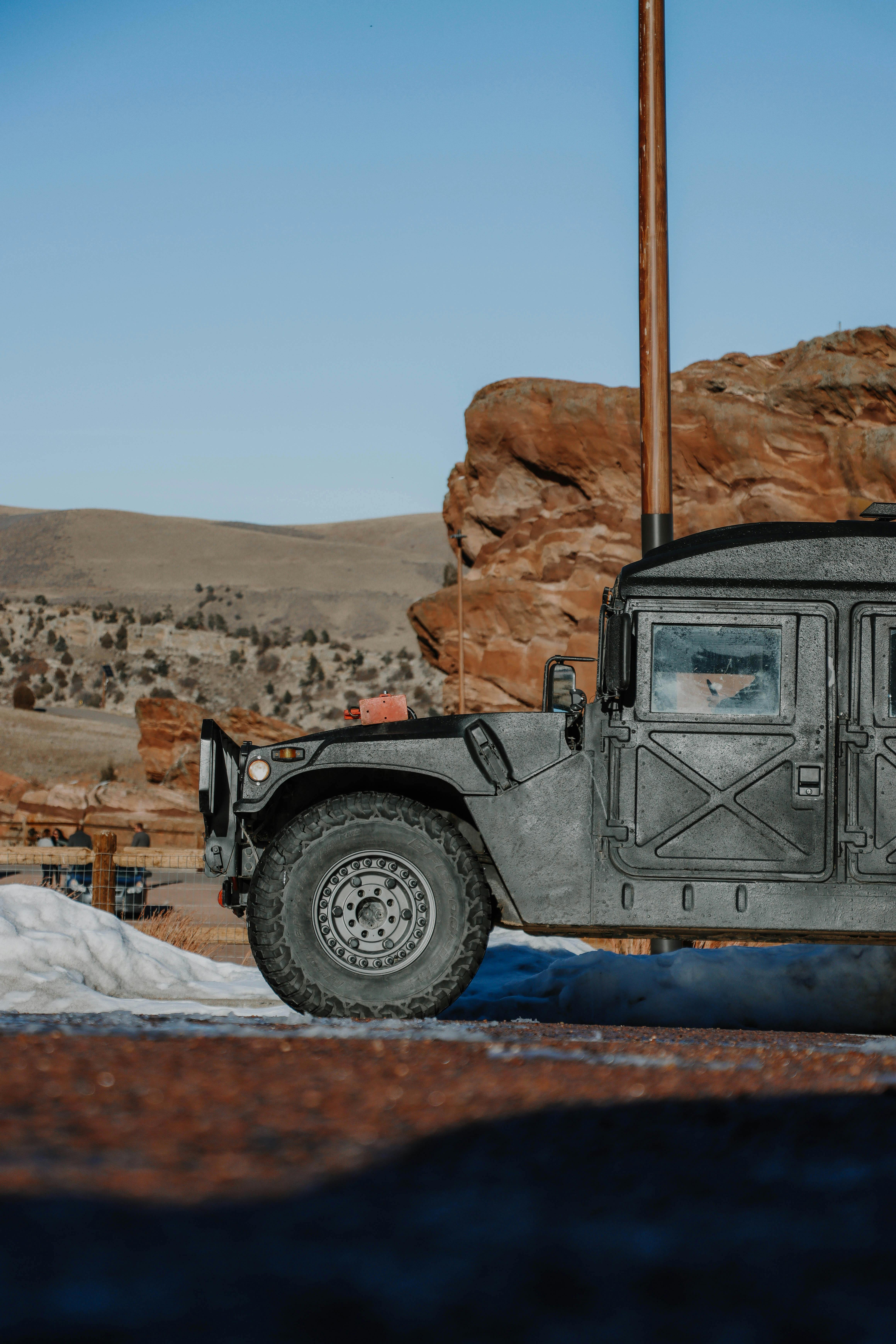 Jeep in Desert · Free Stock Photo